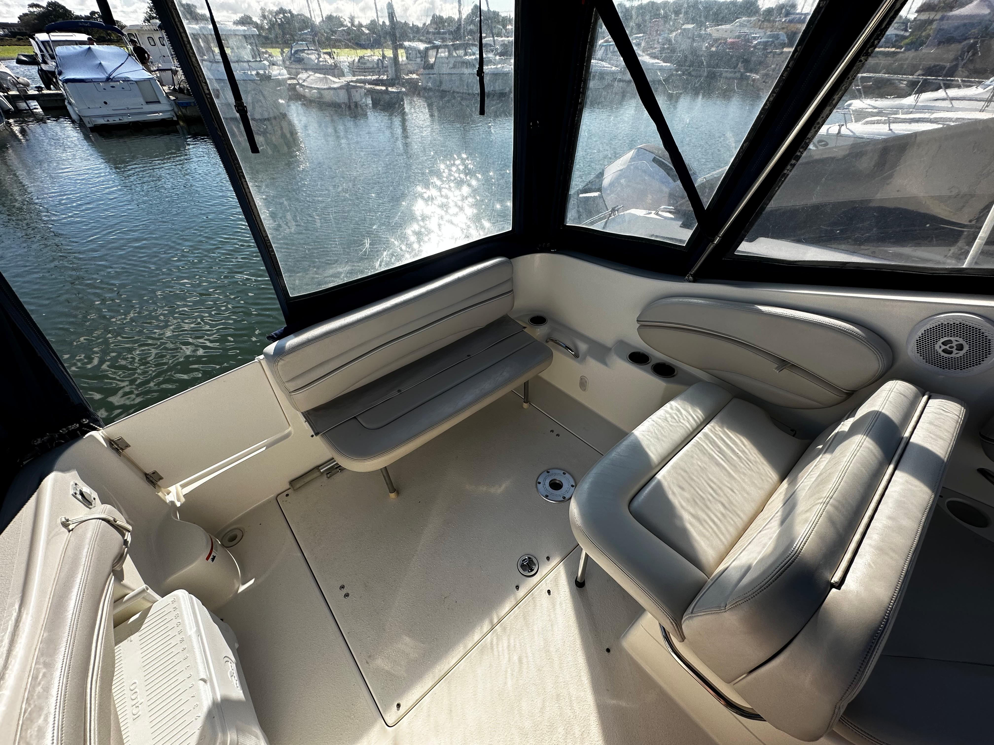 2006 Larson Cabrio 240 Mid Cabin Cruiser for sale - YachtWorld