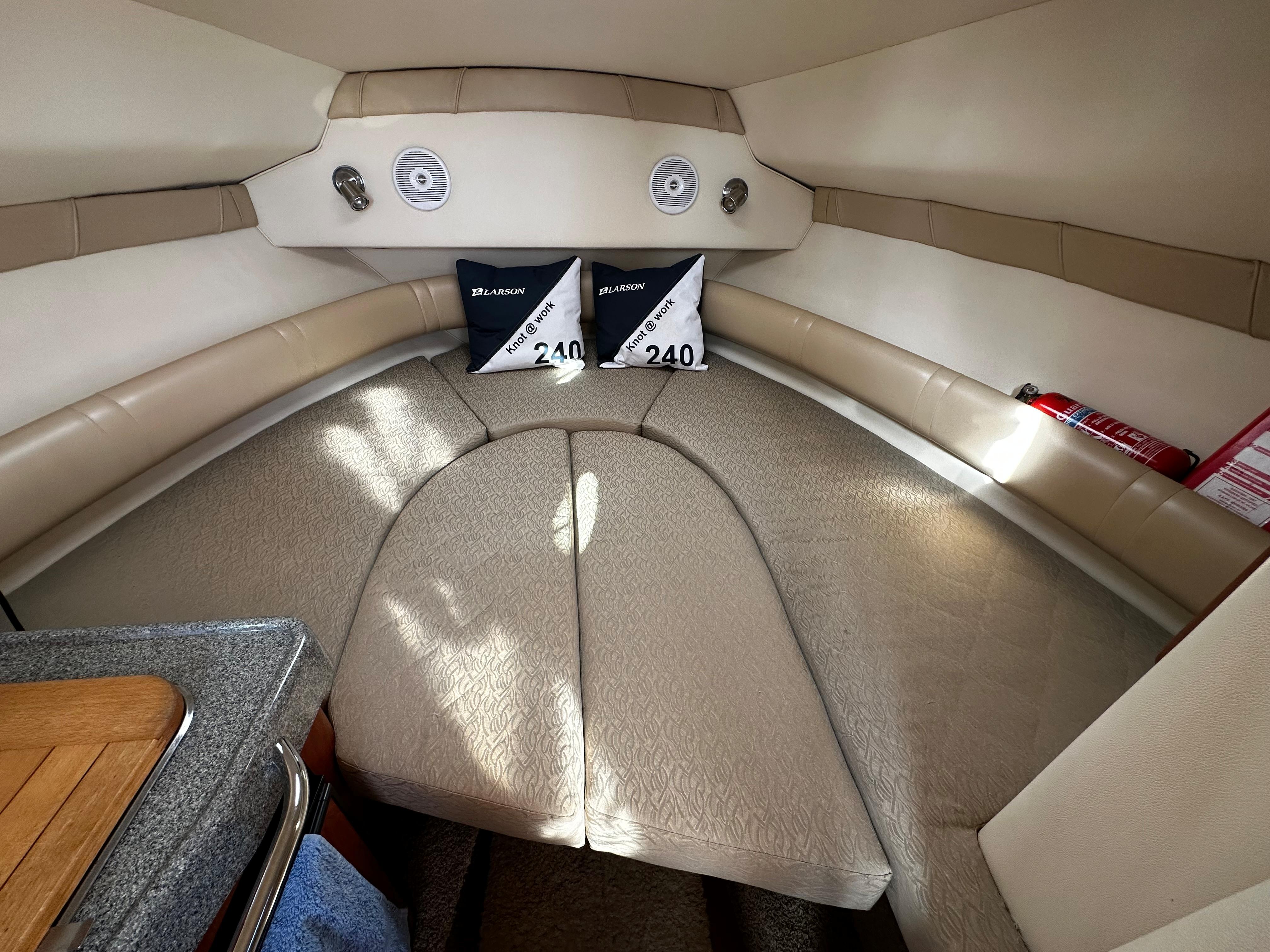 2006 Larson Cabrio 240 Mid Cabin Cruiser for sale - YachtWorld