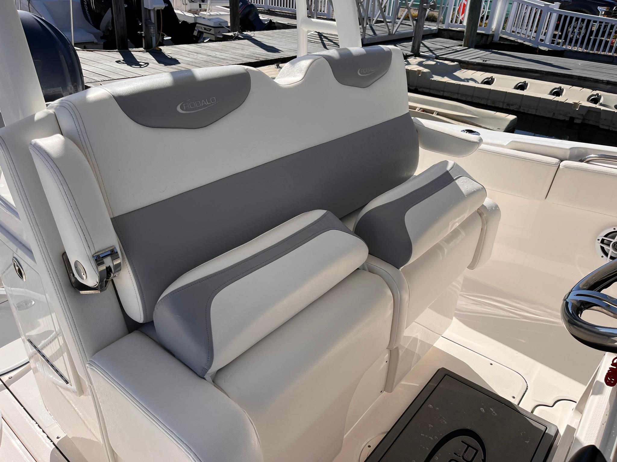 2023 Robalo R302 Center Console Center Console for sale - YachtWorld