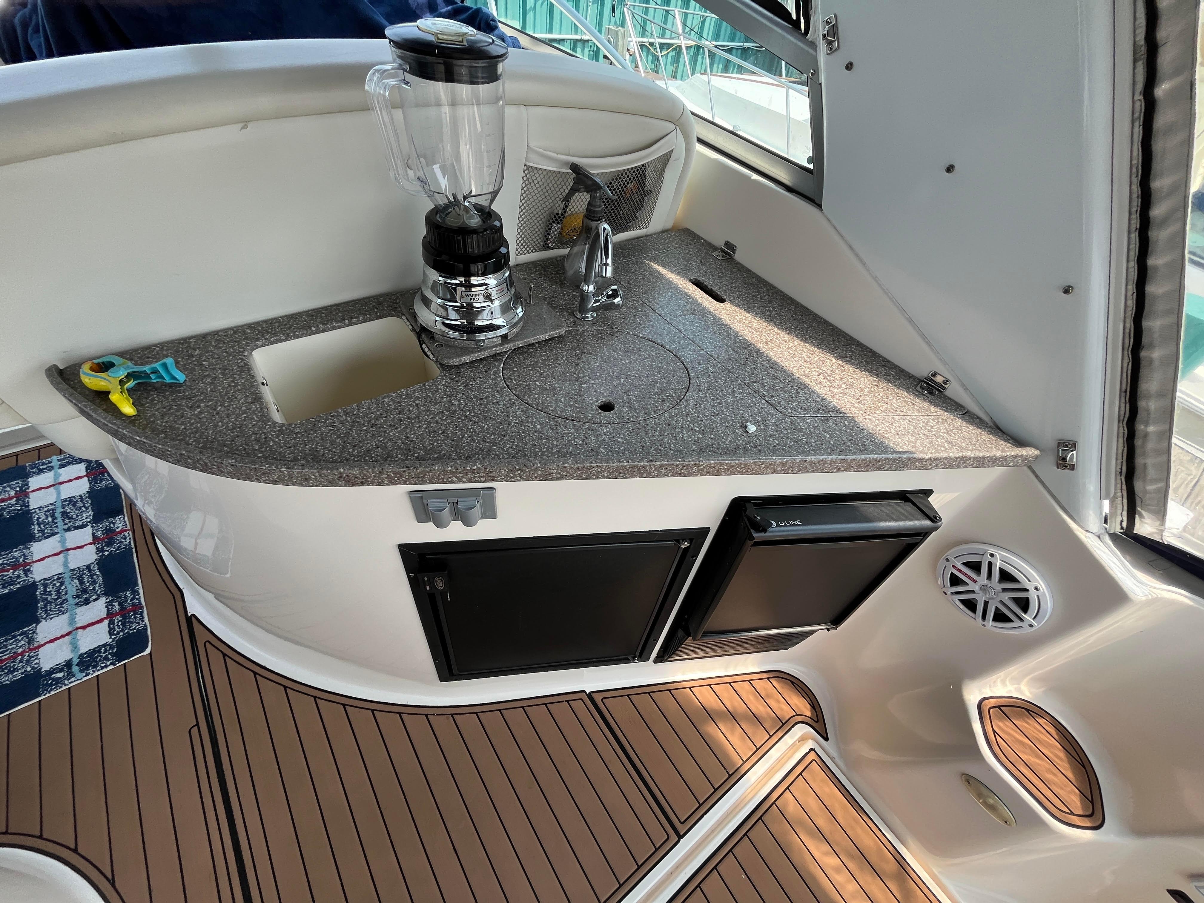 2004 Rinker 342 Fiesta Vee Cruiser for sale - YachtWorld