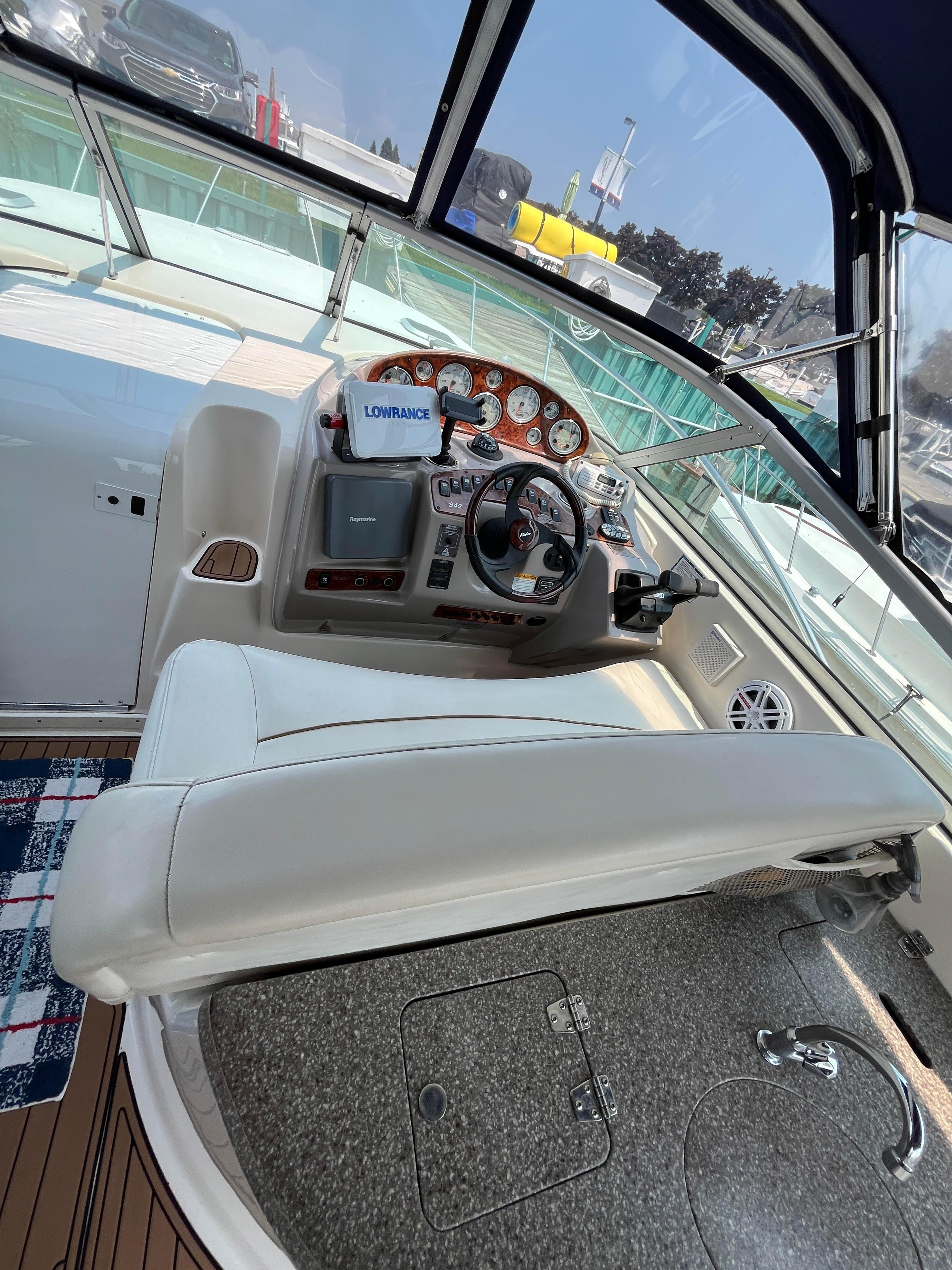 2004 Rinker 342 Fiesta Vee Cruiser for sale - YachtWorld