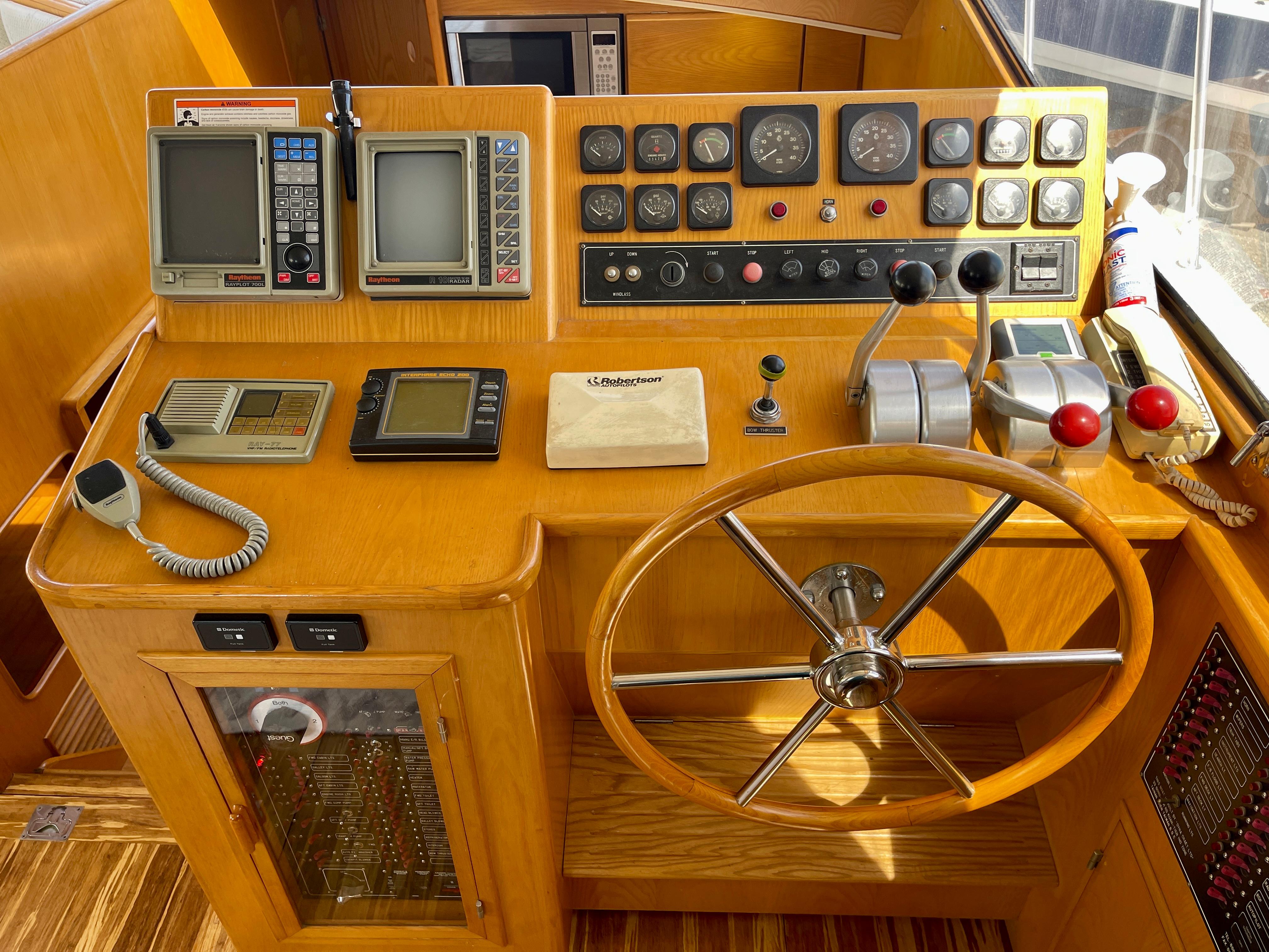 1990 Dyna Vantare Cockpit Motor Yacht Motor Yacht for sale - YachtWorld