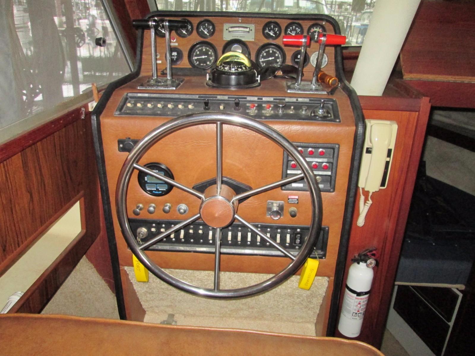 1977 Uniflite Bridge Cruiser Flybridge for sale - YachtWorld