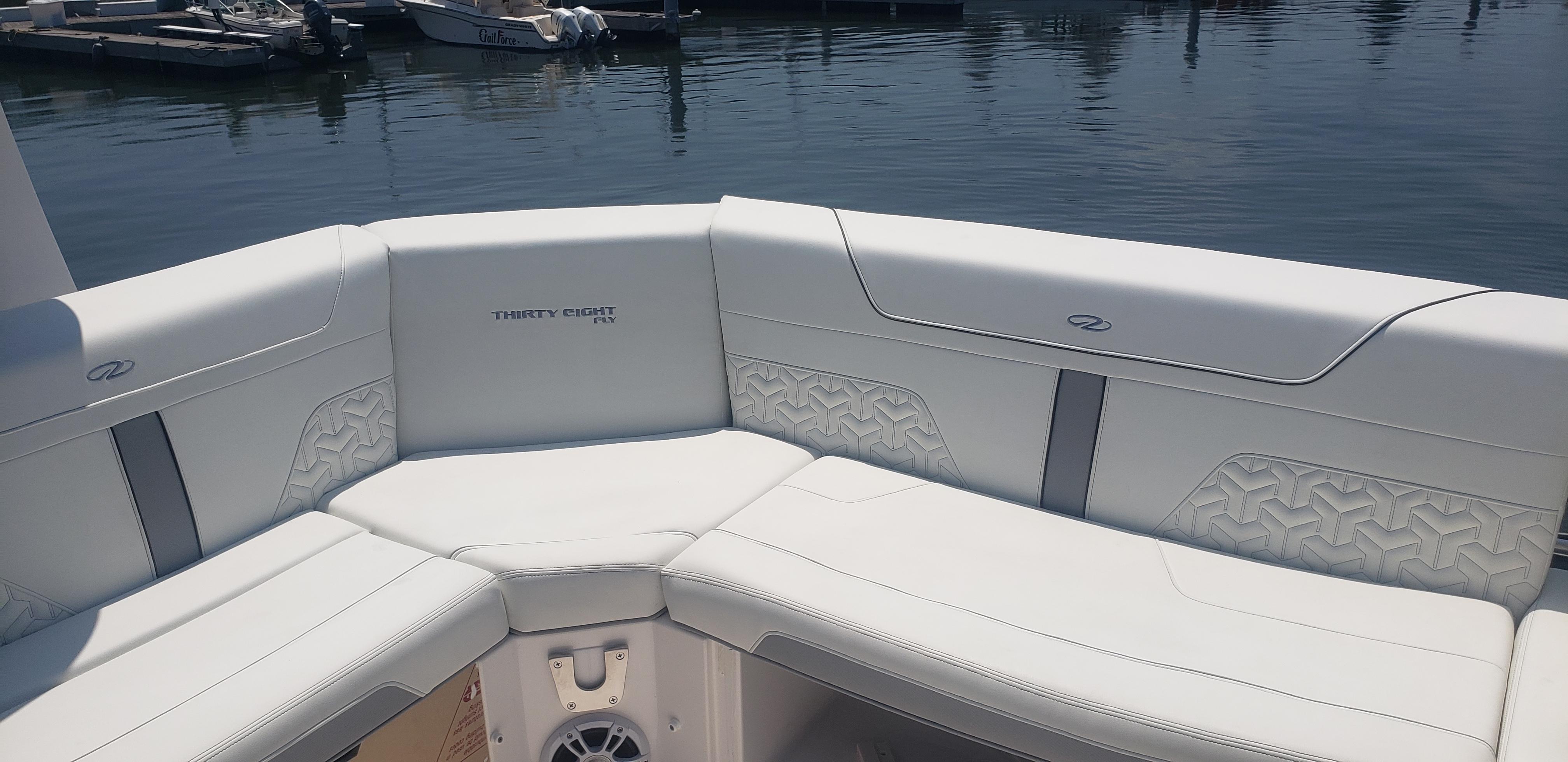 2024 Regal 38 FXO Flybridge Boot Kaufen - YachtWorld