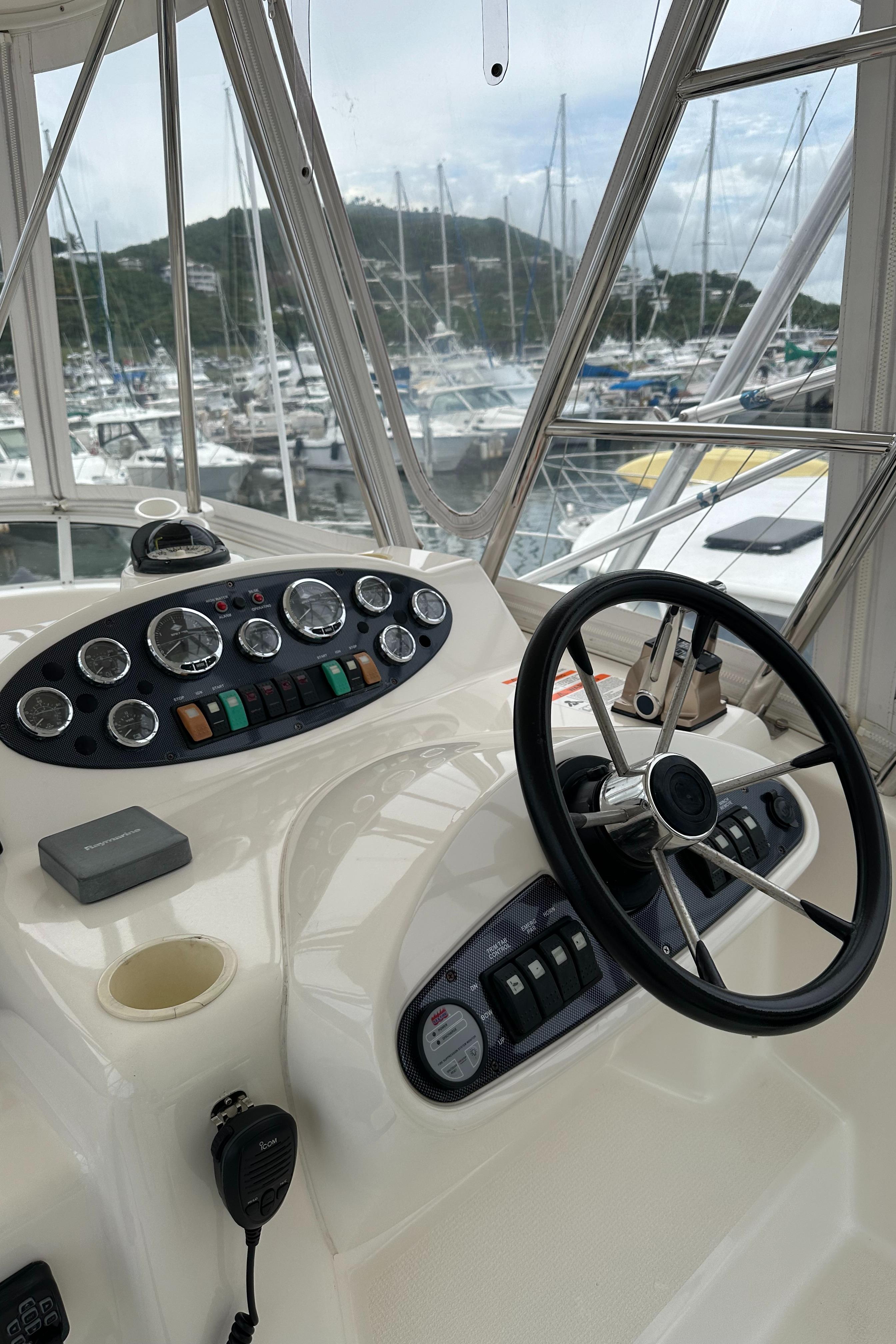 2006 Riviera 33 Flybridge Mega Yacht for sale - YachtWorld