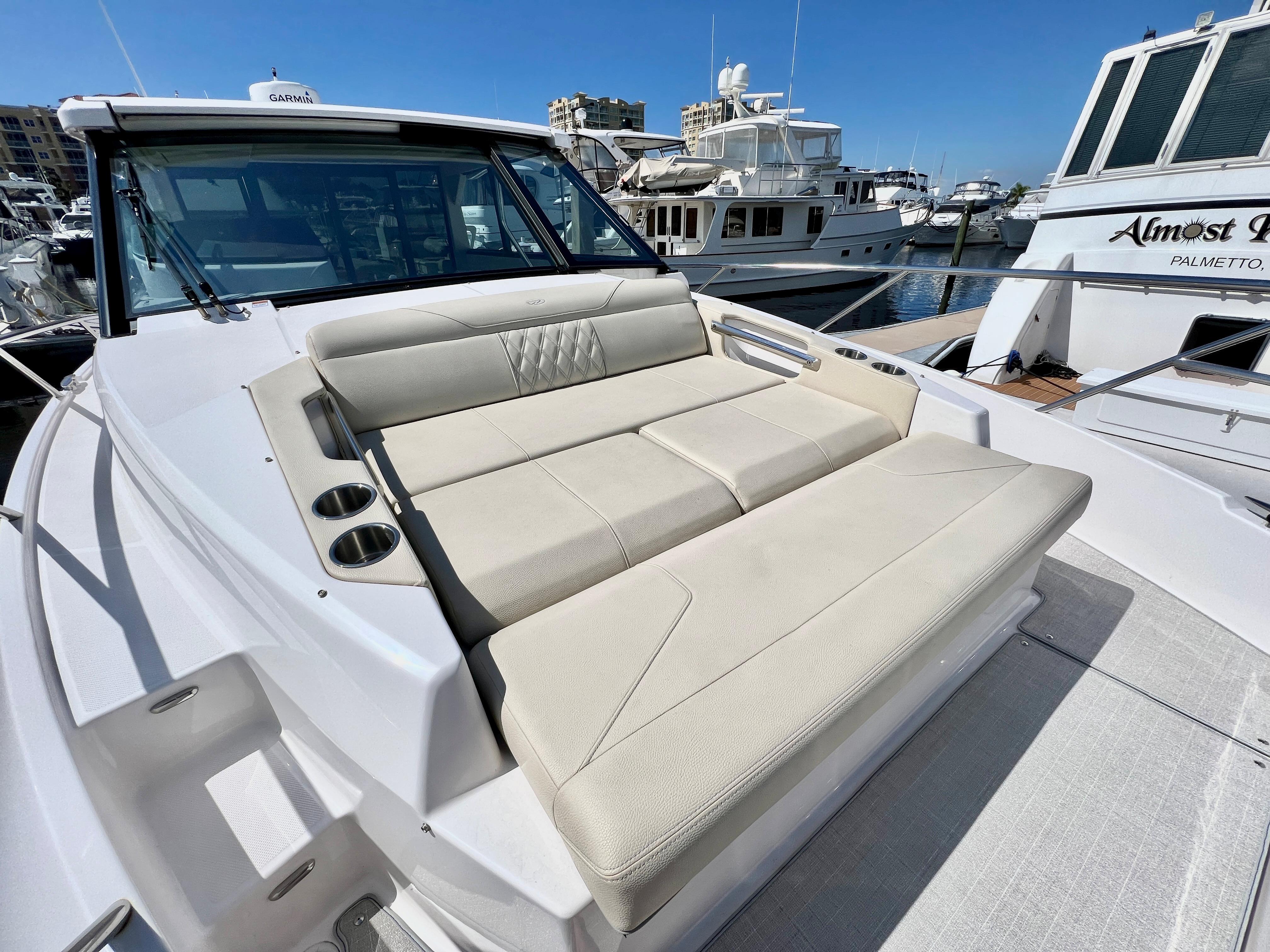 2022 Regal 36 Grande Coupe Kryssare till salu- YachtWorld