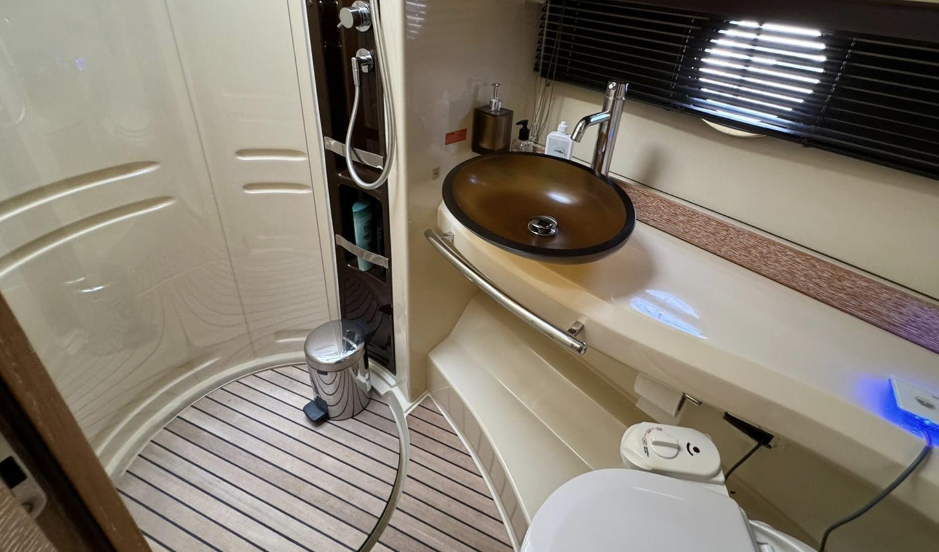 2012 Azimut 40 FLY Flybridge for sale - YachtWorld