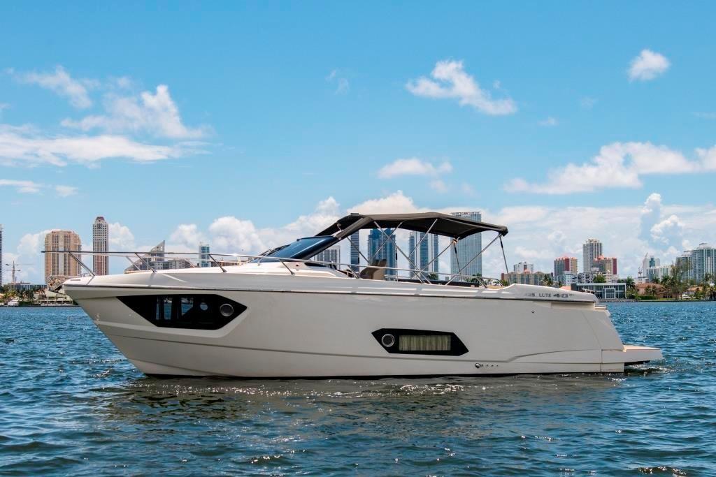 2015 Absolute 40 STL Express Cruiser for sale - YachtWorld