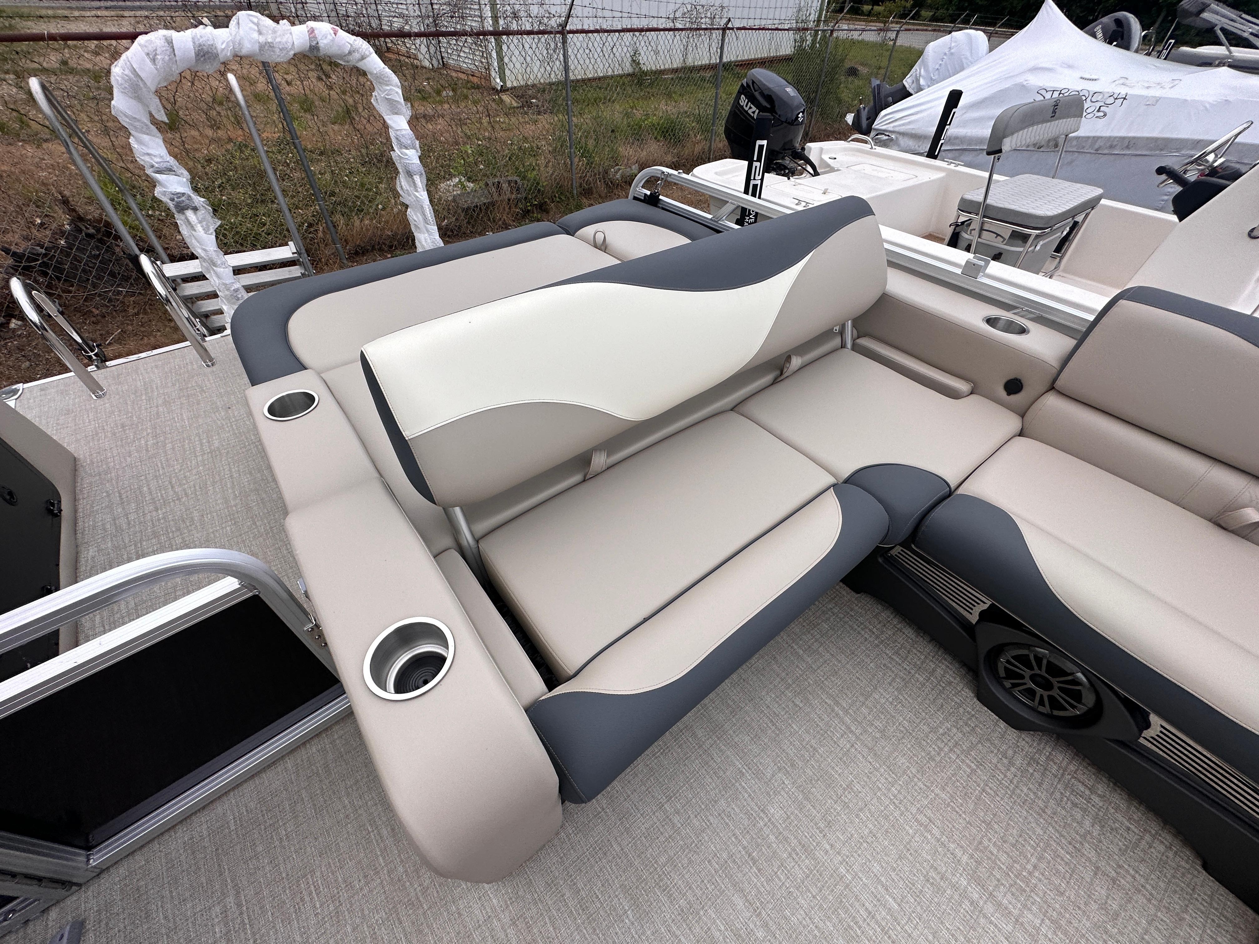 2025 Tahoe Pontoon LTZ Versatile Rear Lounger Pontoon for sale - YachtWorld