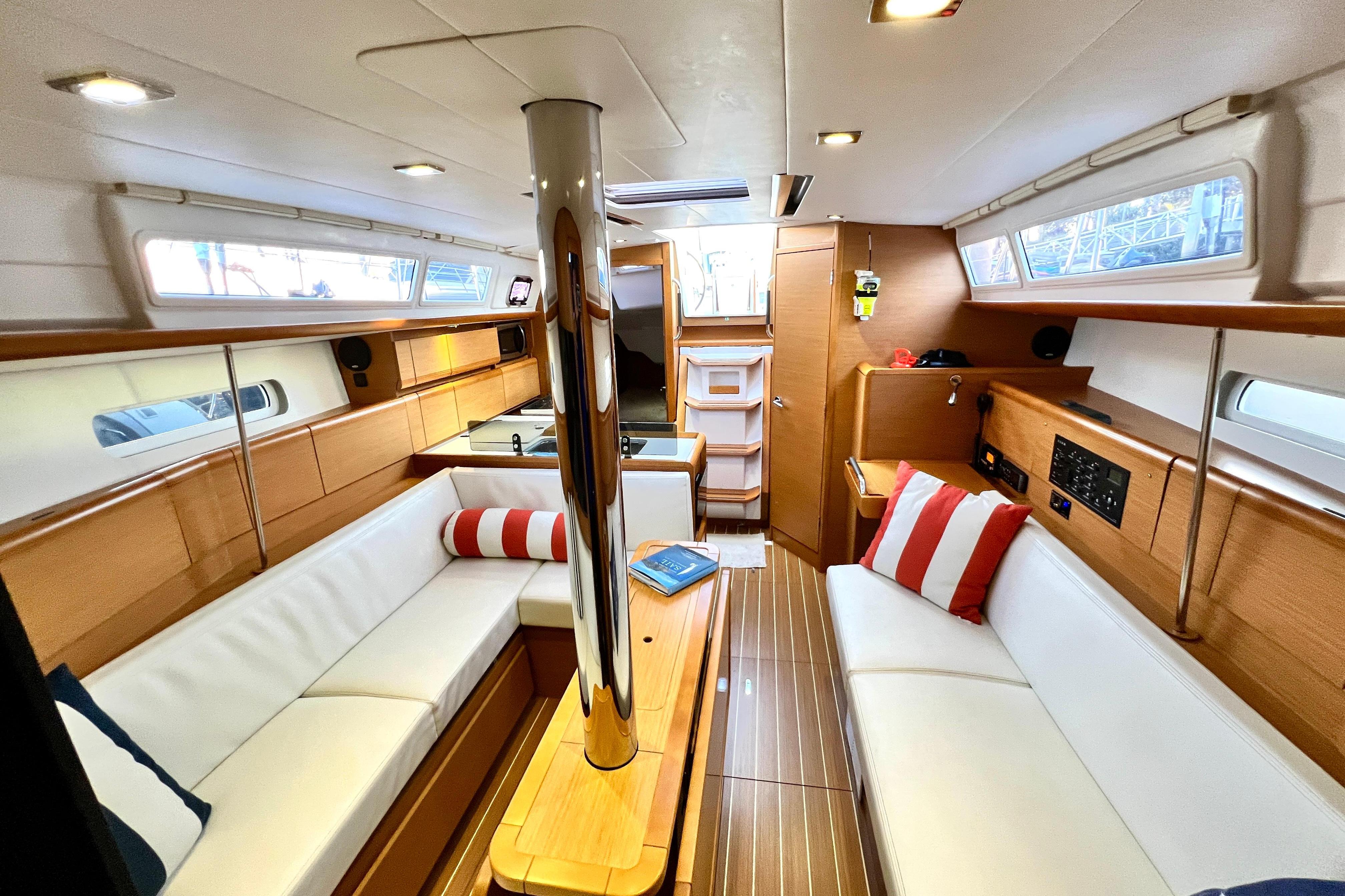 2014 Jeanneau Sun Odyssey 379 Course-croisières à vendre - YachtWorld