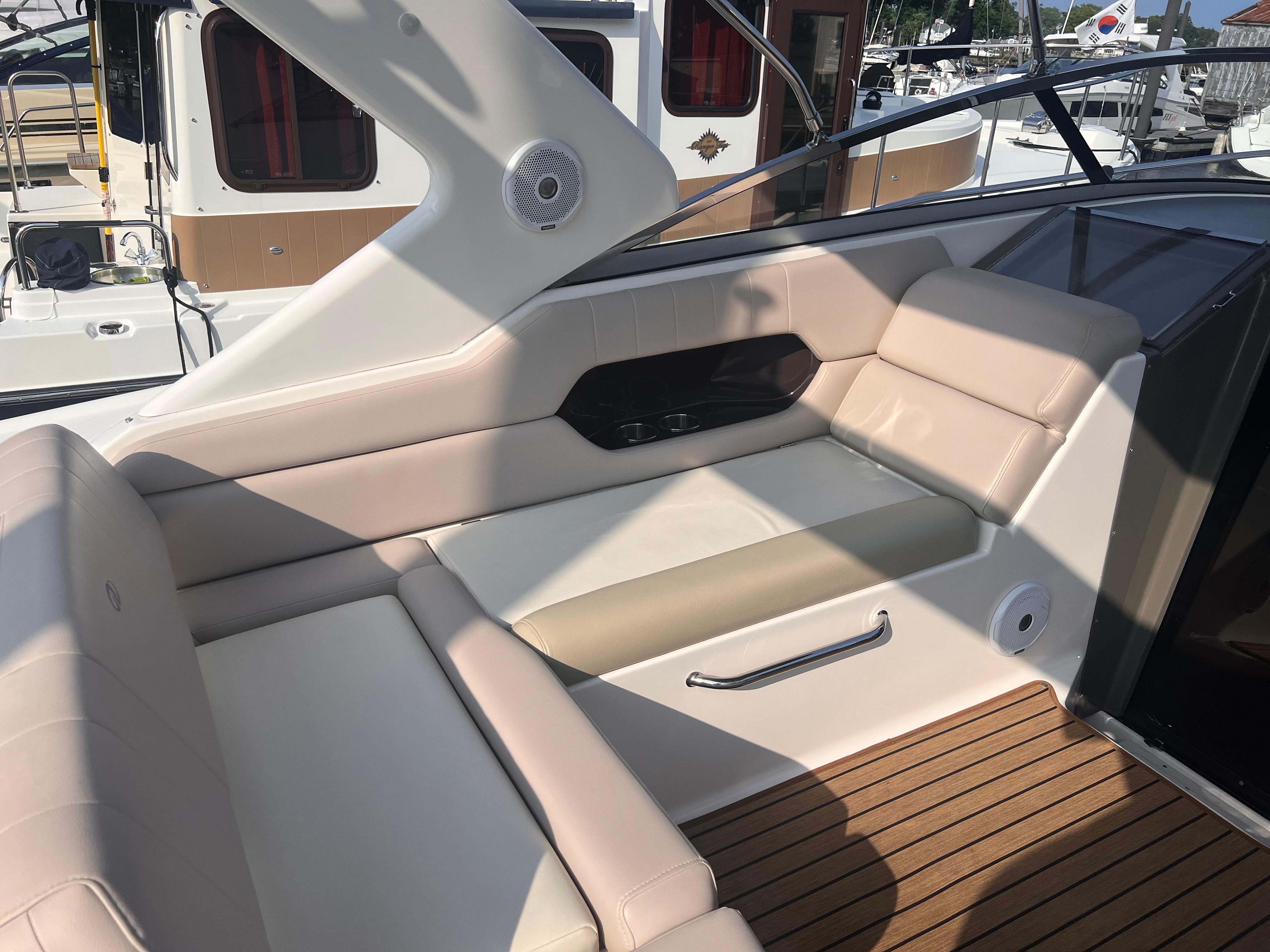 2011 Regal 35 Express Cruiser Cruiser for sale - YachtWorld