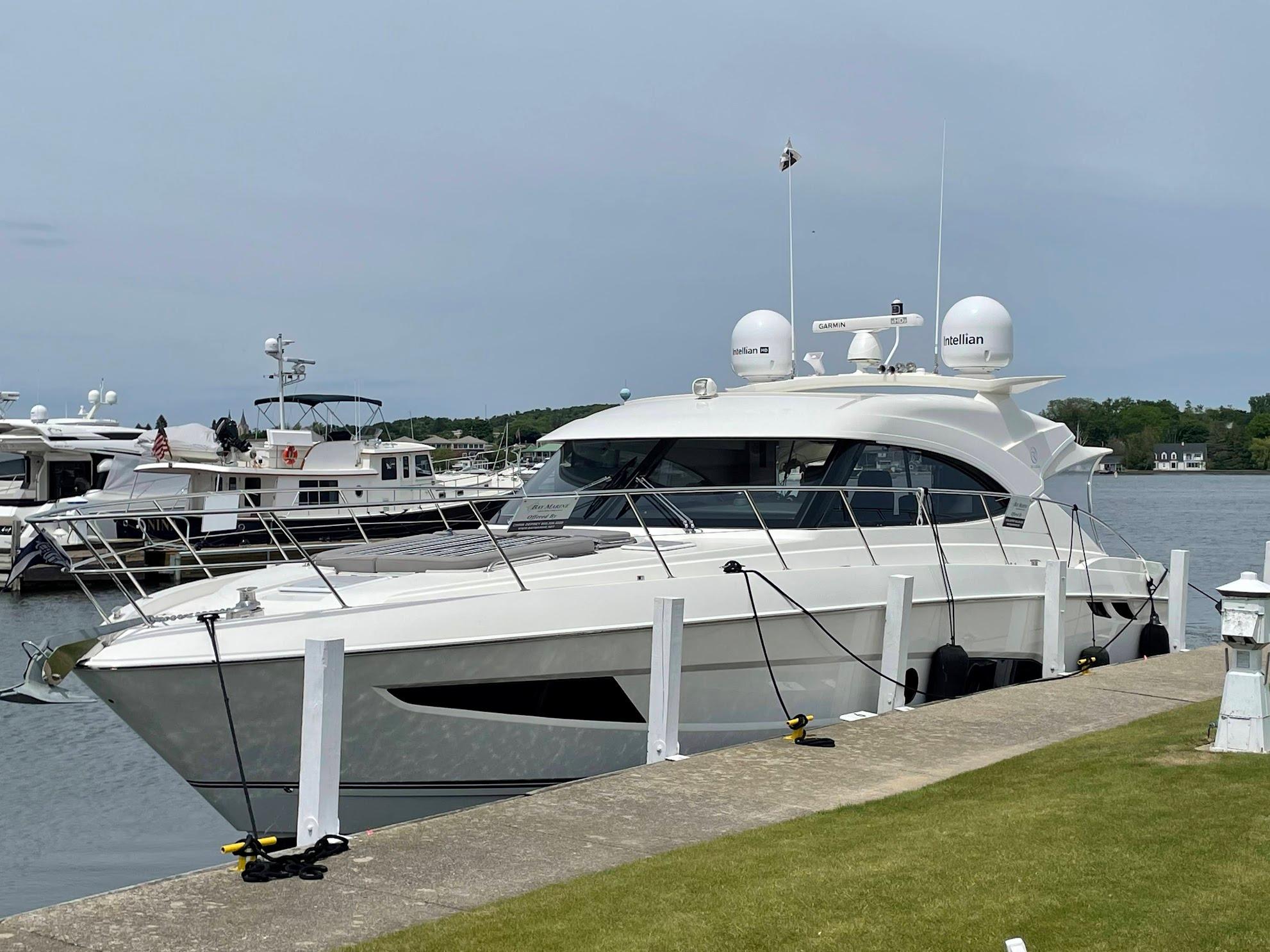 2019 Riviera 4800 Sport Yacht Express Cruiser for sale - YachtWorld