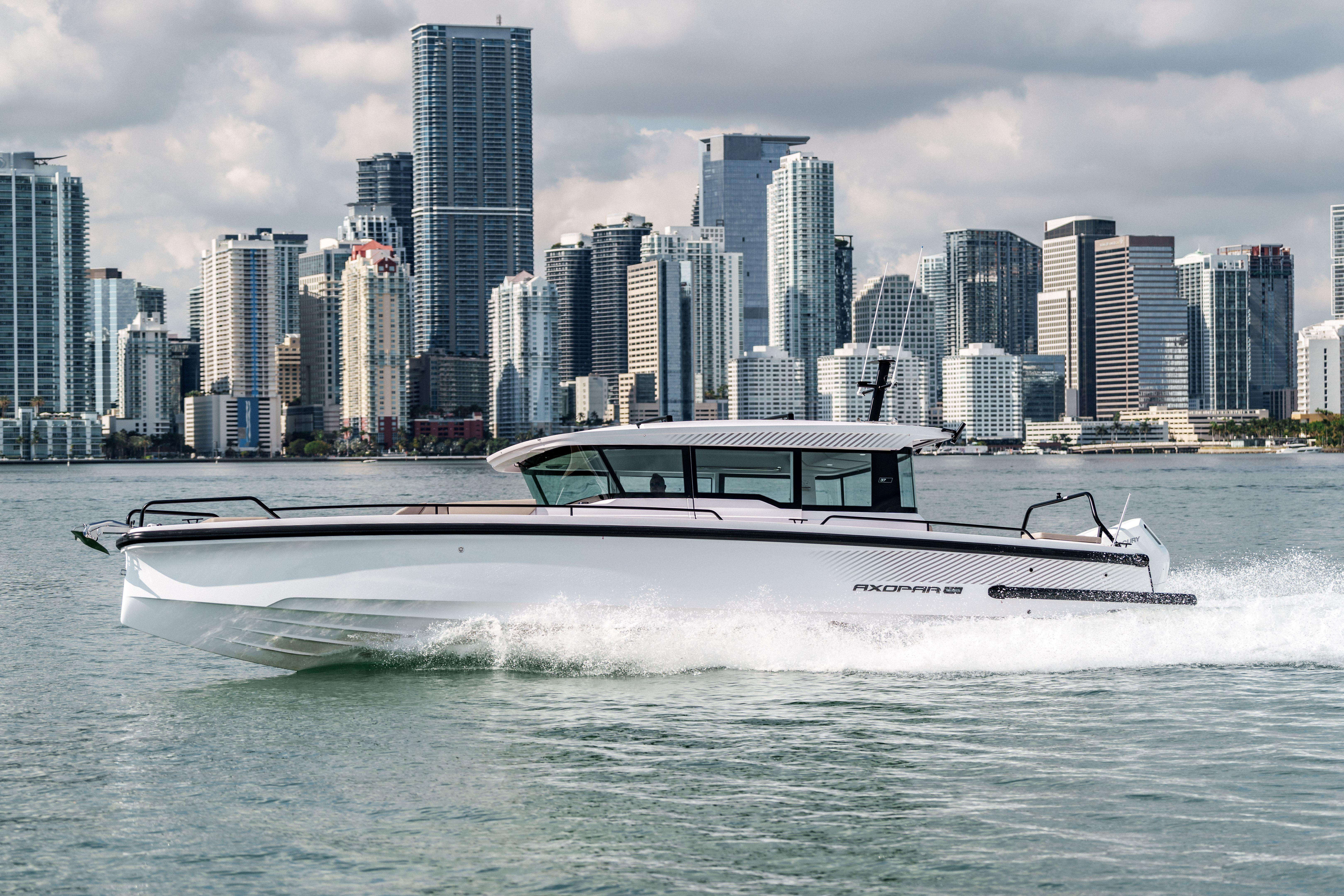 2025 Axopar 37 XC Cross Cabin with Aft Bench Cruiser for sale - YachtWorld