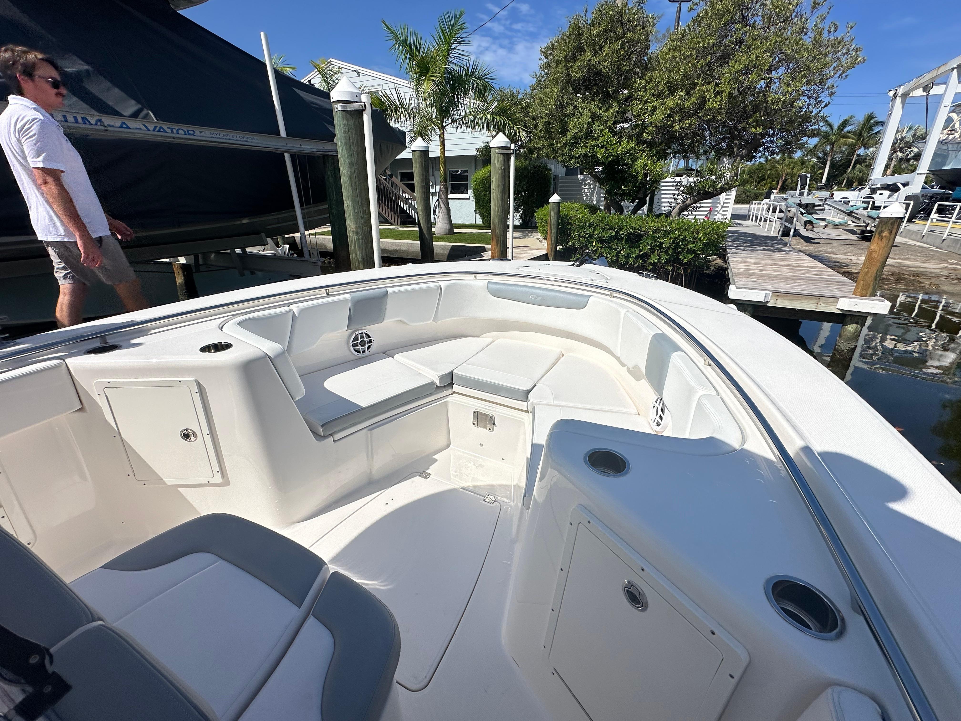 2021 Robalo R302 Center Console Centre Console for sale - YachtWorld