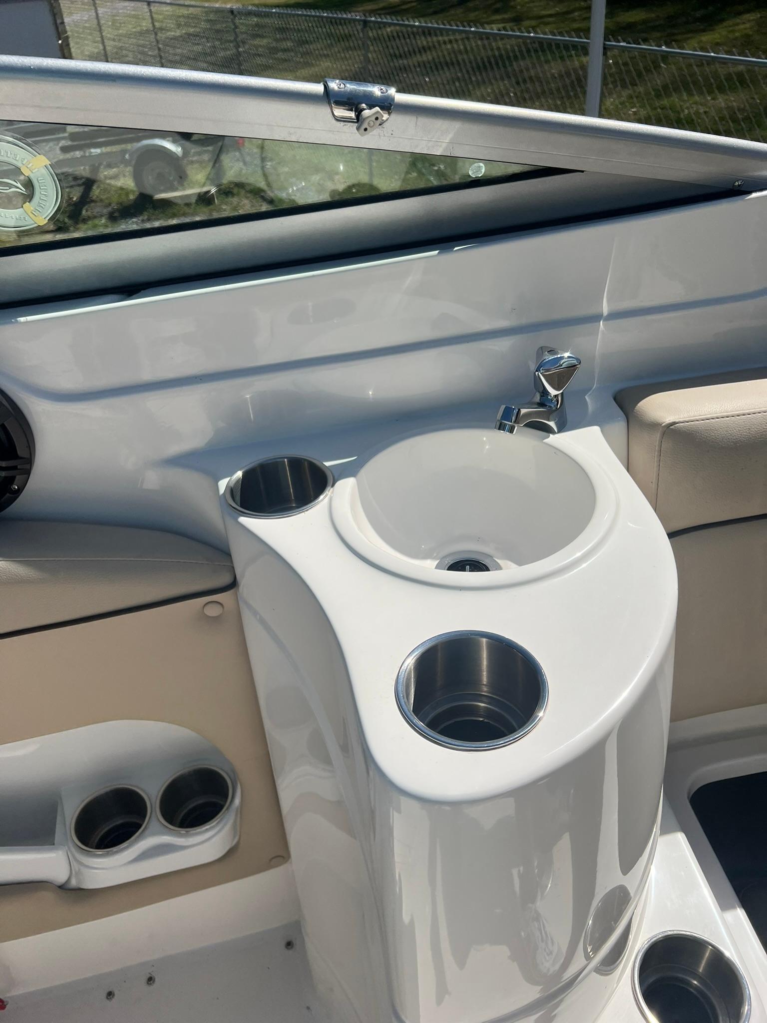 2014 Rinker 246 Captiva Bowrider Bowrider for sale - YachtWorld