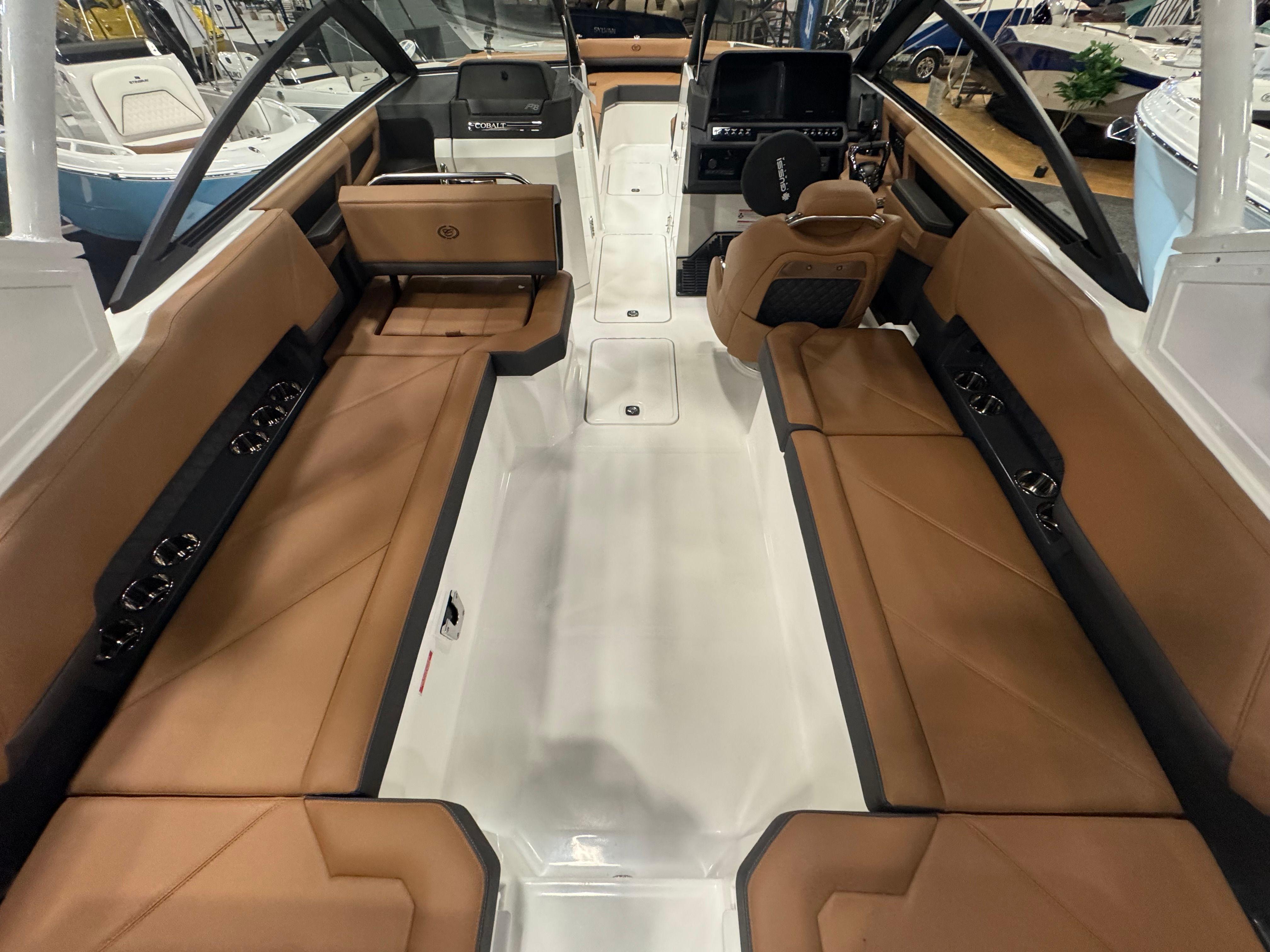 2025 Cobalt R8 Outboard Bowrider till salu- YachtWorld