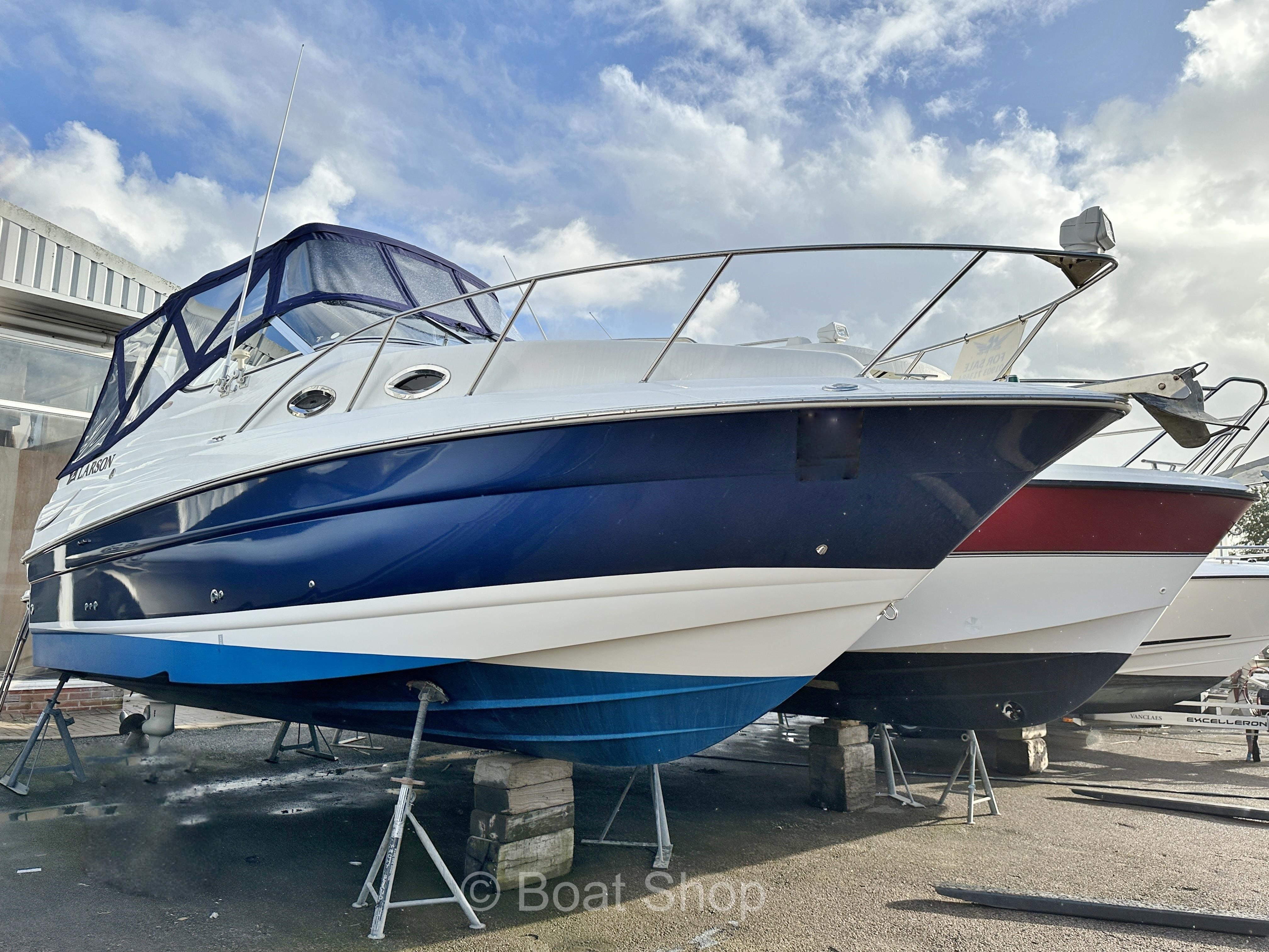 Larson Cabrio 240 8m 2005, Motorcruisers - West Sussex | Boot24