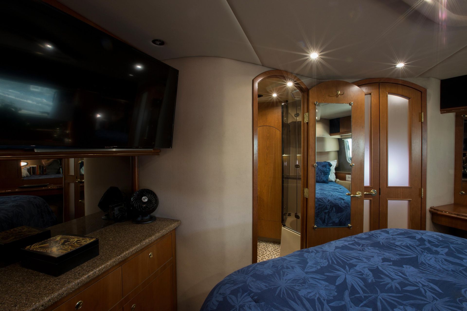 2001 Cruisers Yachts 4450 Express Motoryacht - Weber Yachts