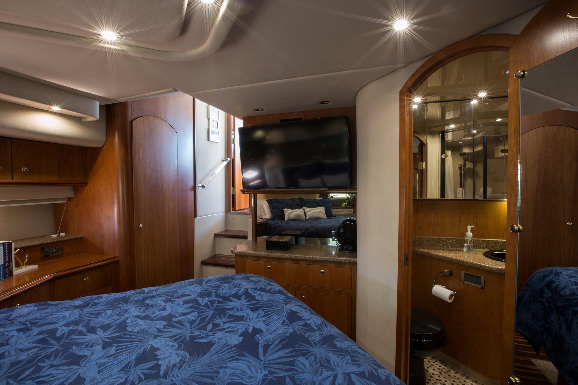 2001 Cruisers Yachts 4450 Express Motoryacht - Weber Yachts