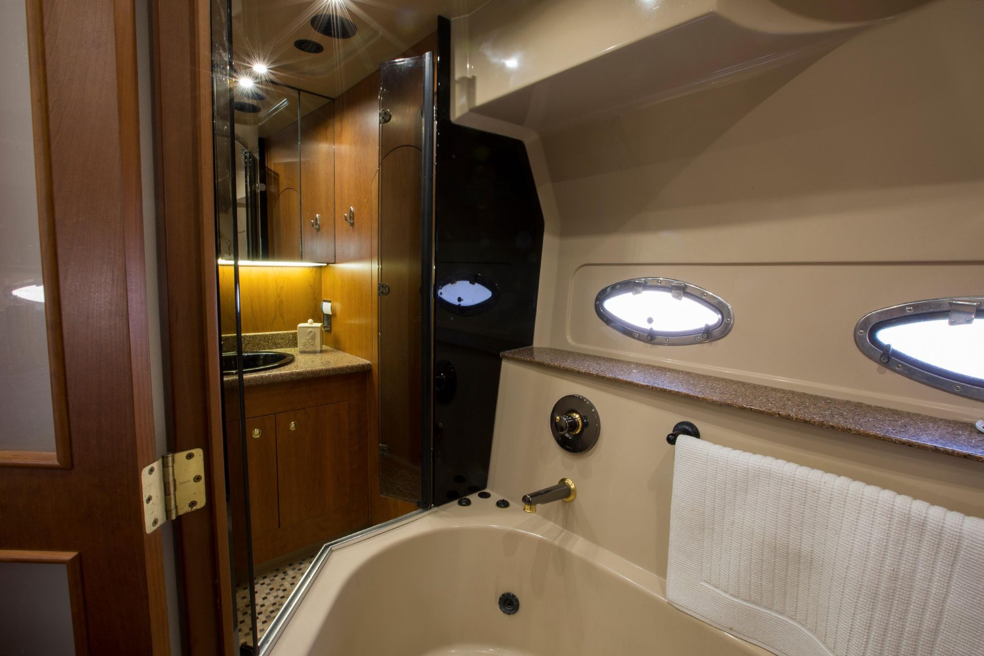 2001 Cruisers Yachts 4450 Express Motoryacht - Weber Yachts