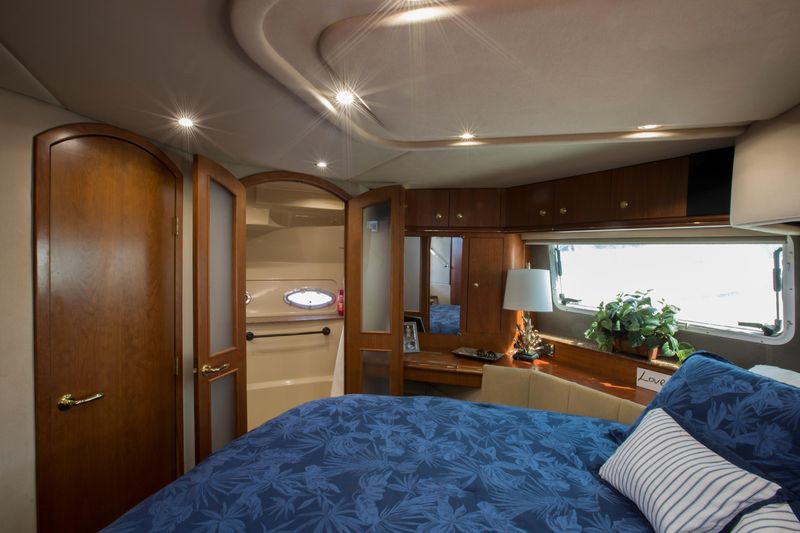 2001 Cruisers Yachts 4450 Express Motoryacht - Weber Yachts