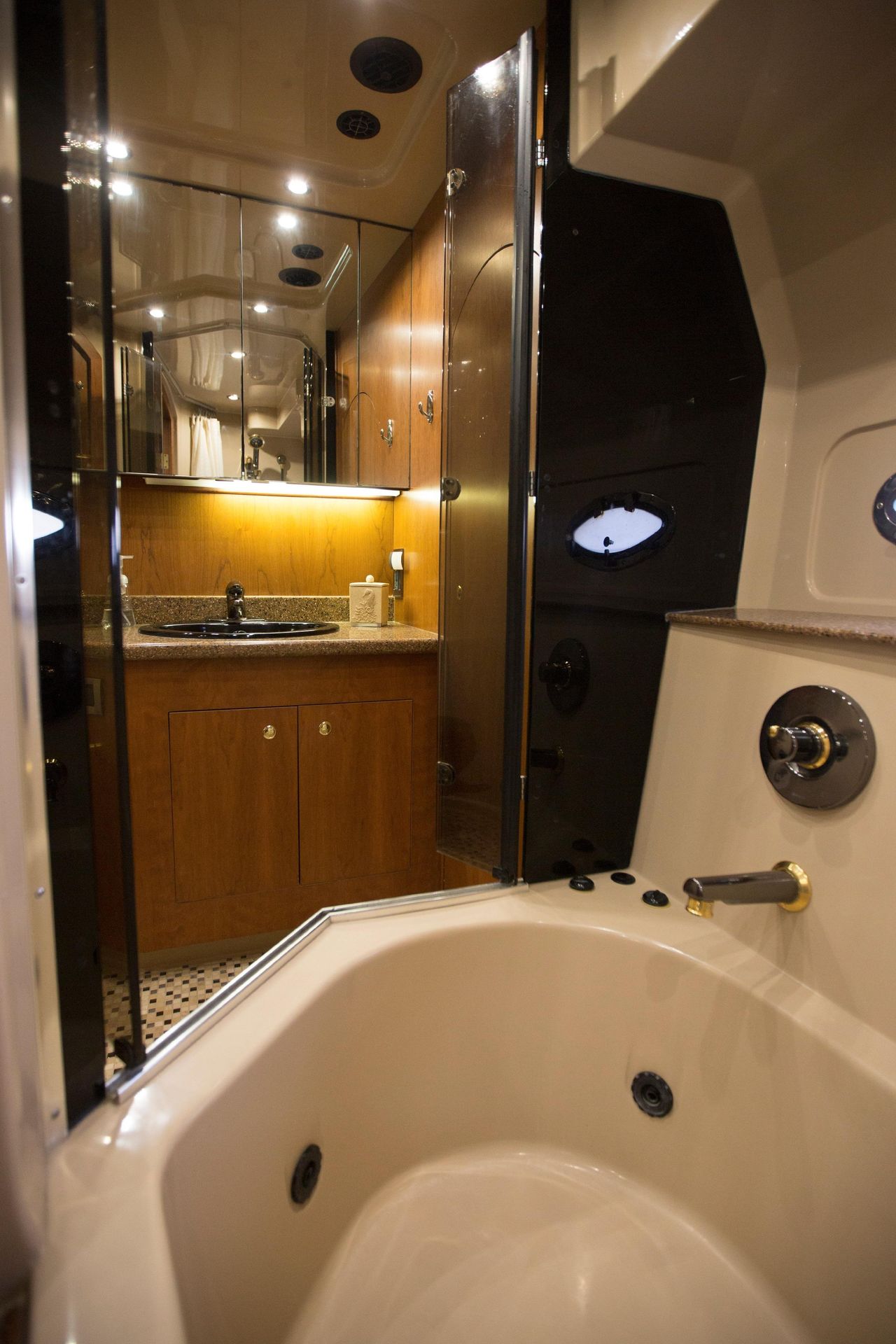 2001 Cruisers Yachts 4450 Express Motoryacht - Weber Yachts