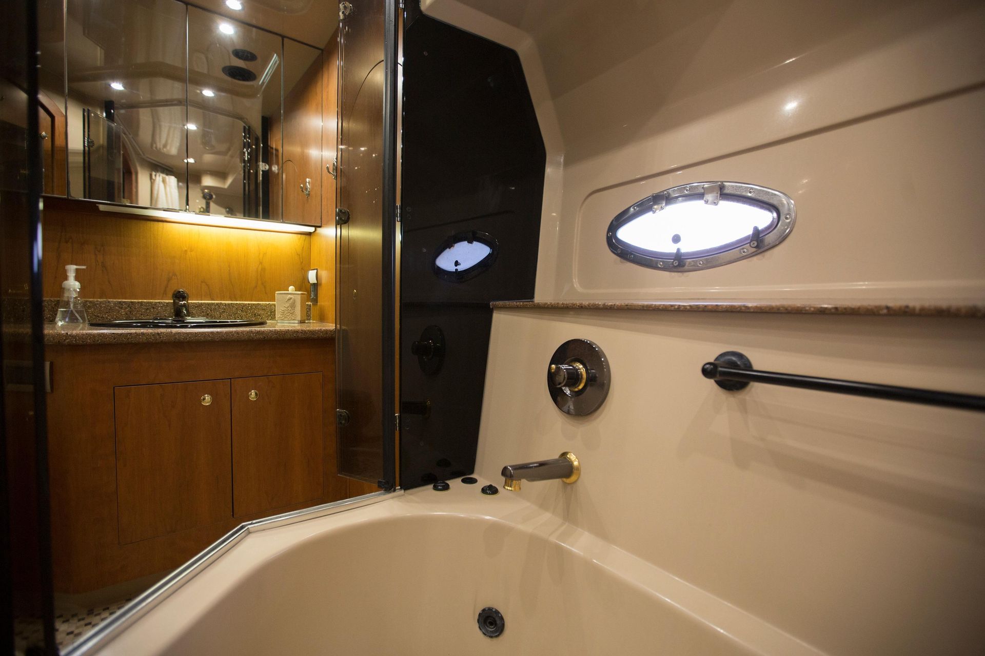 2001 Cruisers Yachts 4450 Express Motoryacht - Weber Yachts