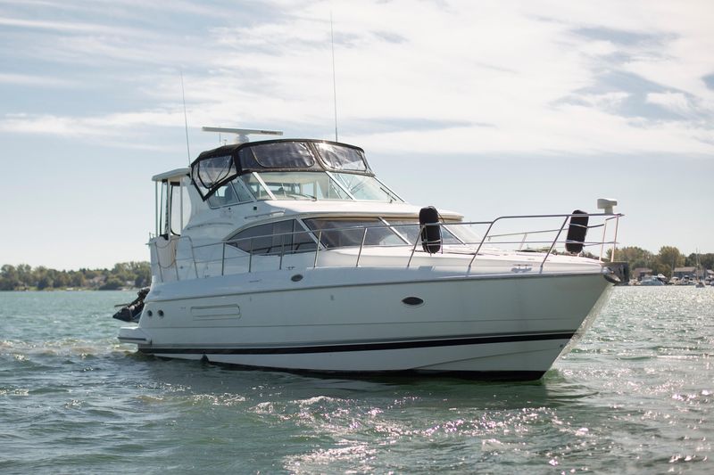 2001 Cruisers Yachts 4450 Express Motoryacht - Weber Yachts