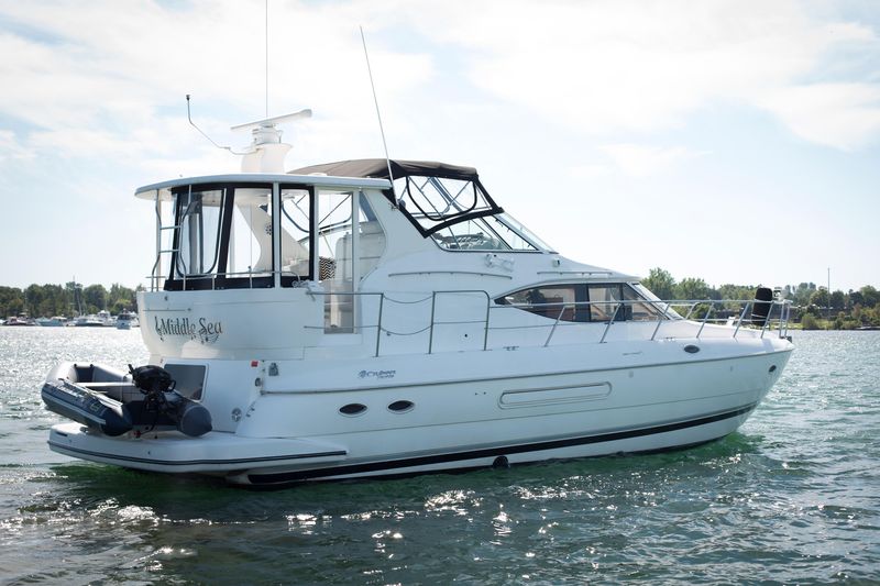 2001 Cruisers Yachts 4450 Express Motoryacht - Weber Yachts