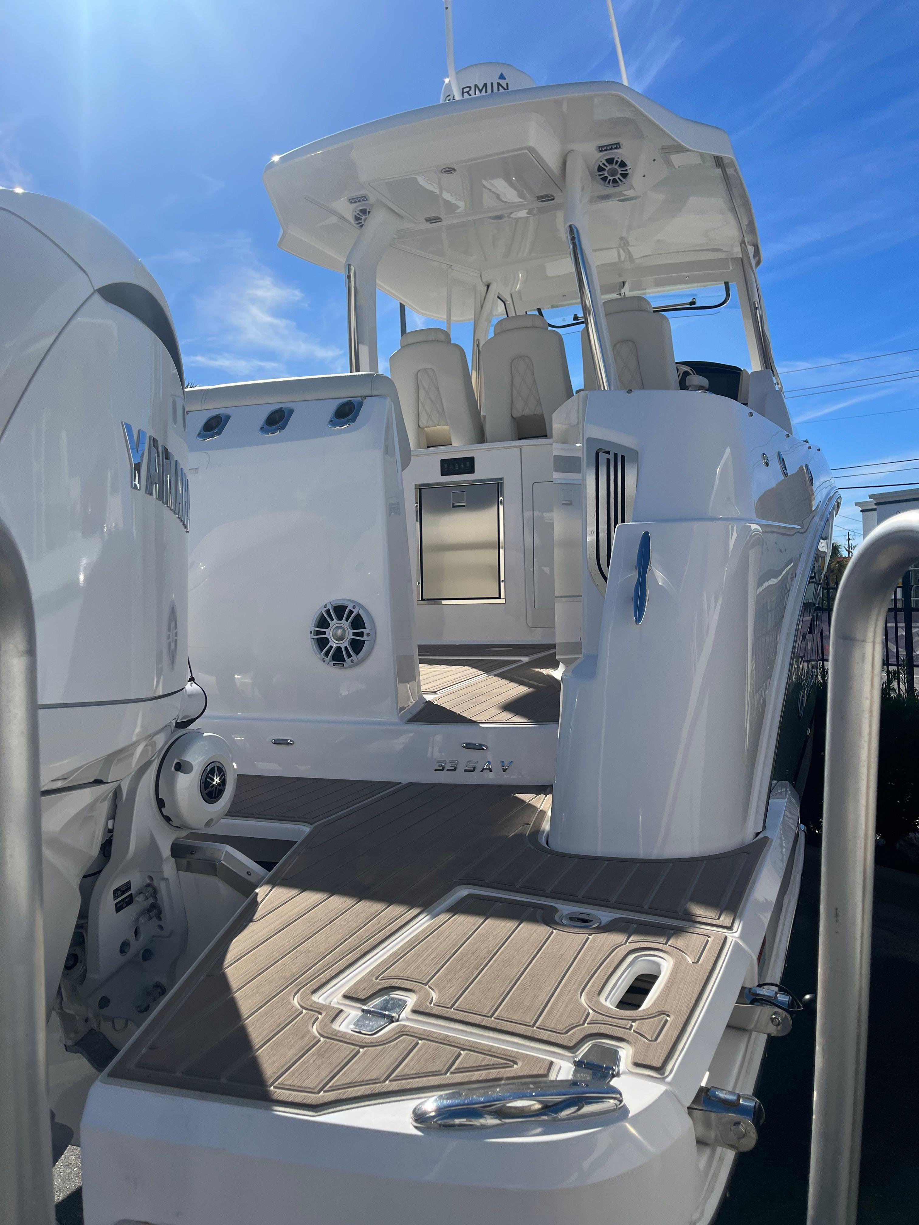 2024 Regal 33 SAV Cruiser for sale - YachtWorld