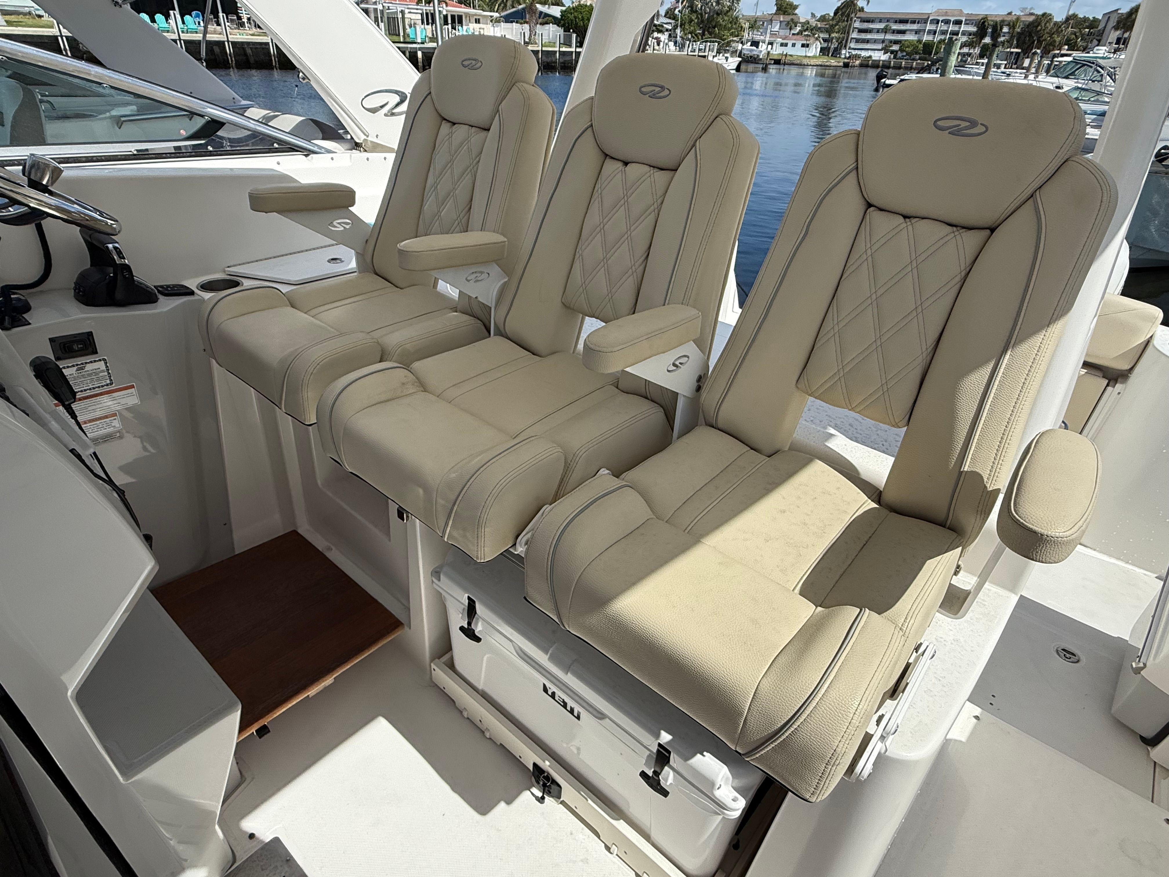 2023 Regal 33 SAV Motor Yachts for sale - YachtWorld