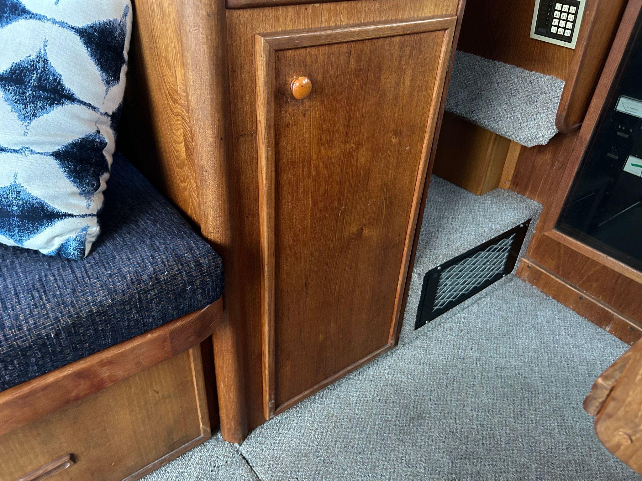 1981 Uniflite 32 Sport Sedan Yates a motor en venta - YachtWorld