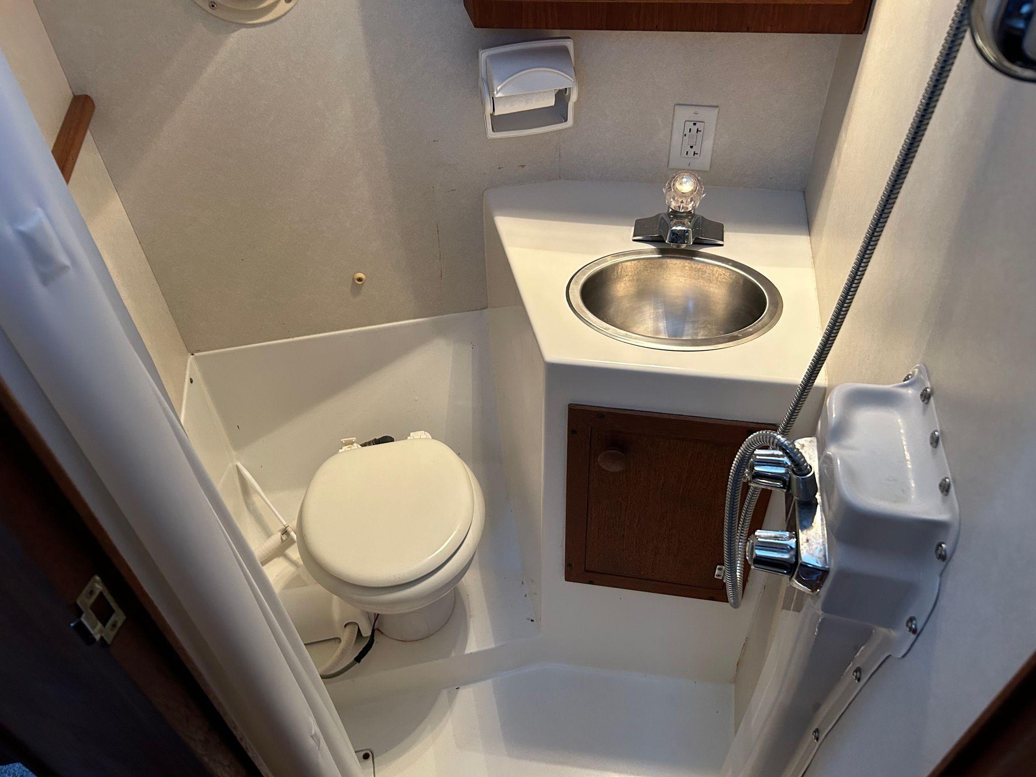 1981 Uniflite 32 Sport Sedan Yates a motor en venta - YachtWorld