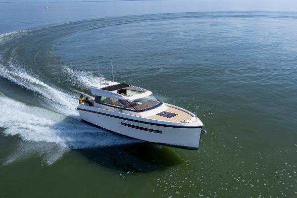 Nieuw 2024 Delta Powerboats 33 Coupe | YachtFocus