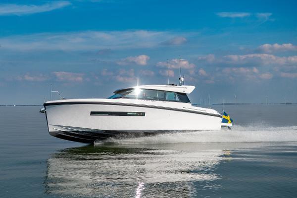 Nieuw 2024 Delta Powerboats 33 Coupe | YachtFocus