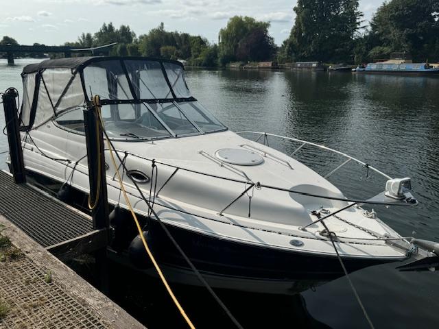 Used 2006 Larson Cabrio 240 Mid Cabin - Buckinghamshire | TopBoats