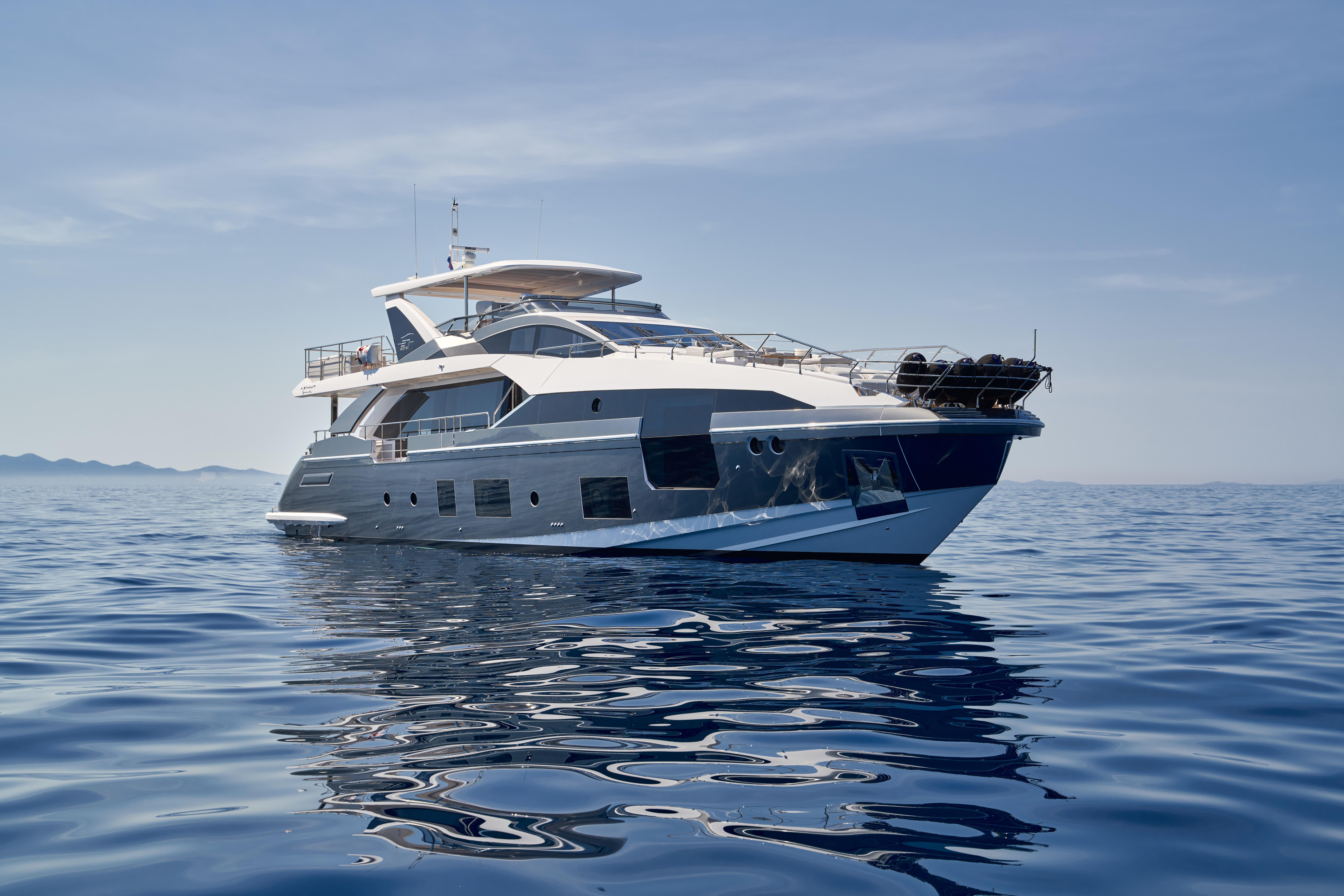 Ocasión 2024 Azimut Grande 27M | TopBarcos.com