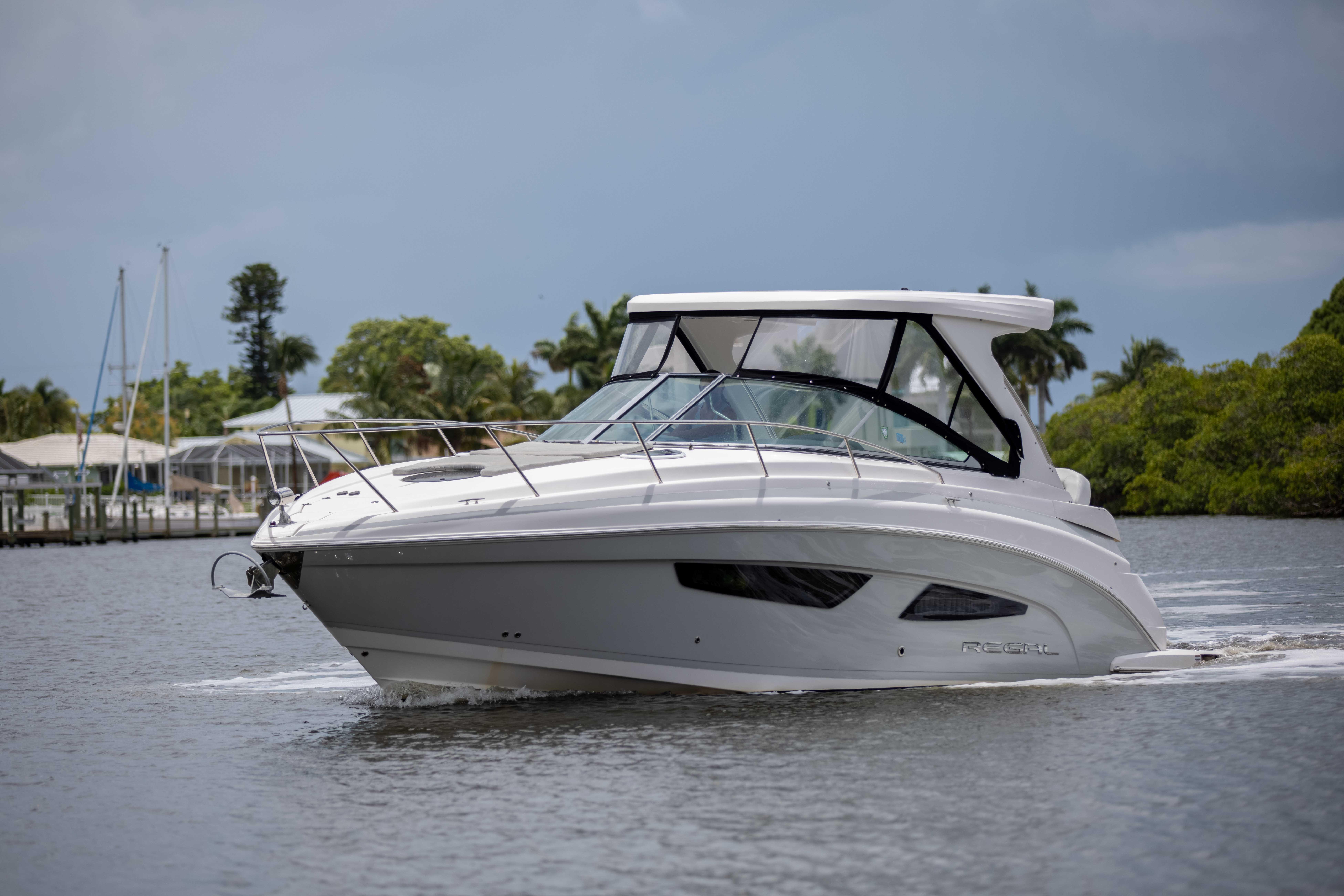 2019 Regal 33 Express Express Cruiser for sale - YachtWorld