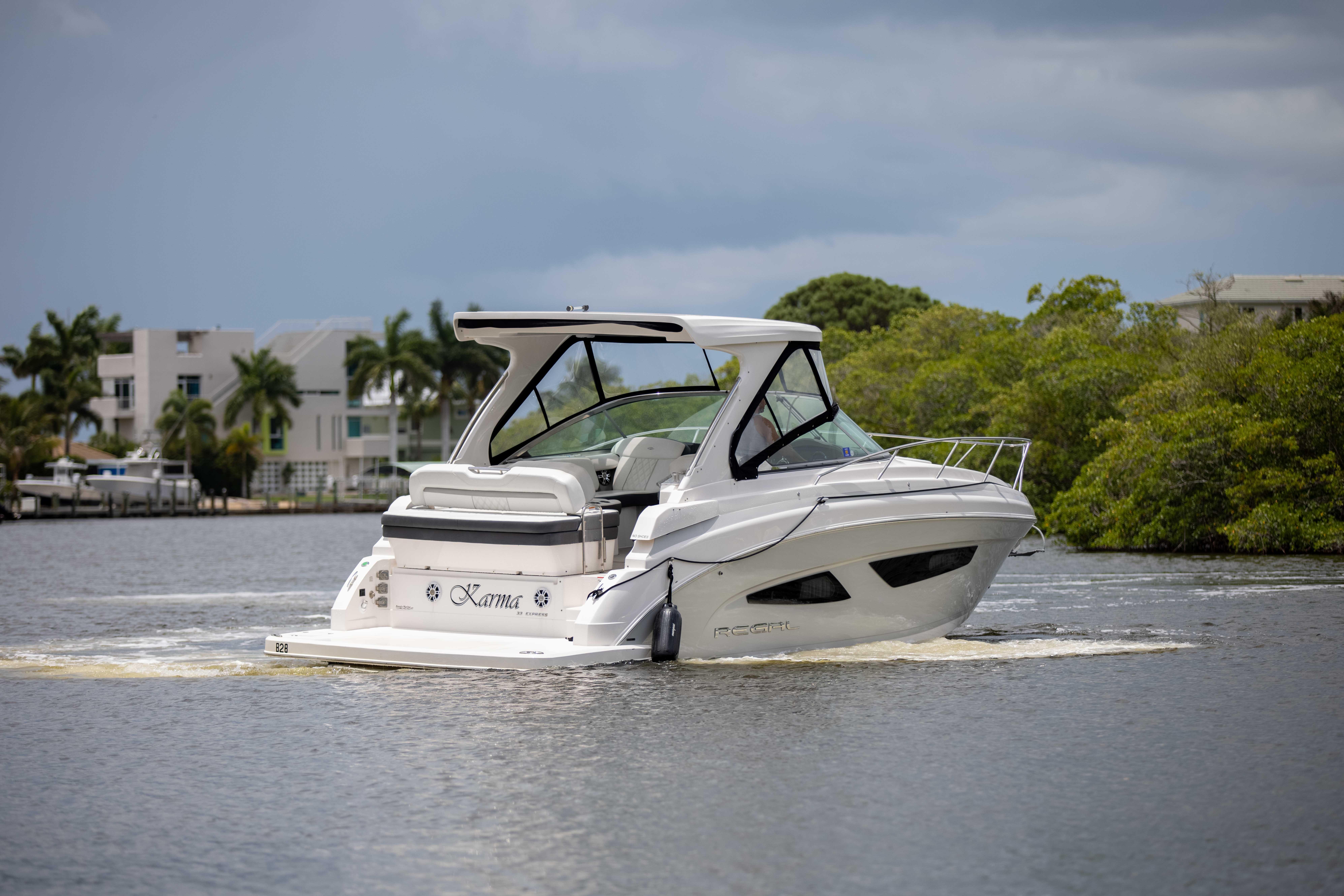 2019 Regal 33 Express Express Cruiser for sale - YachtWorld