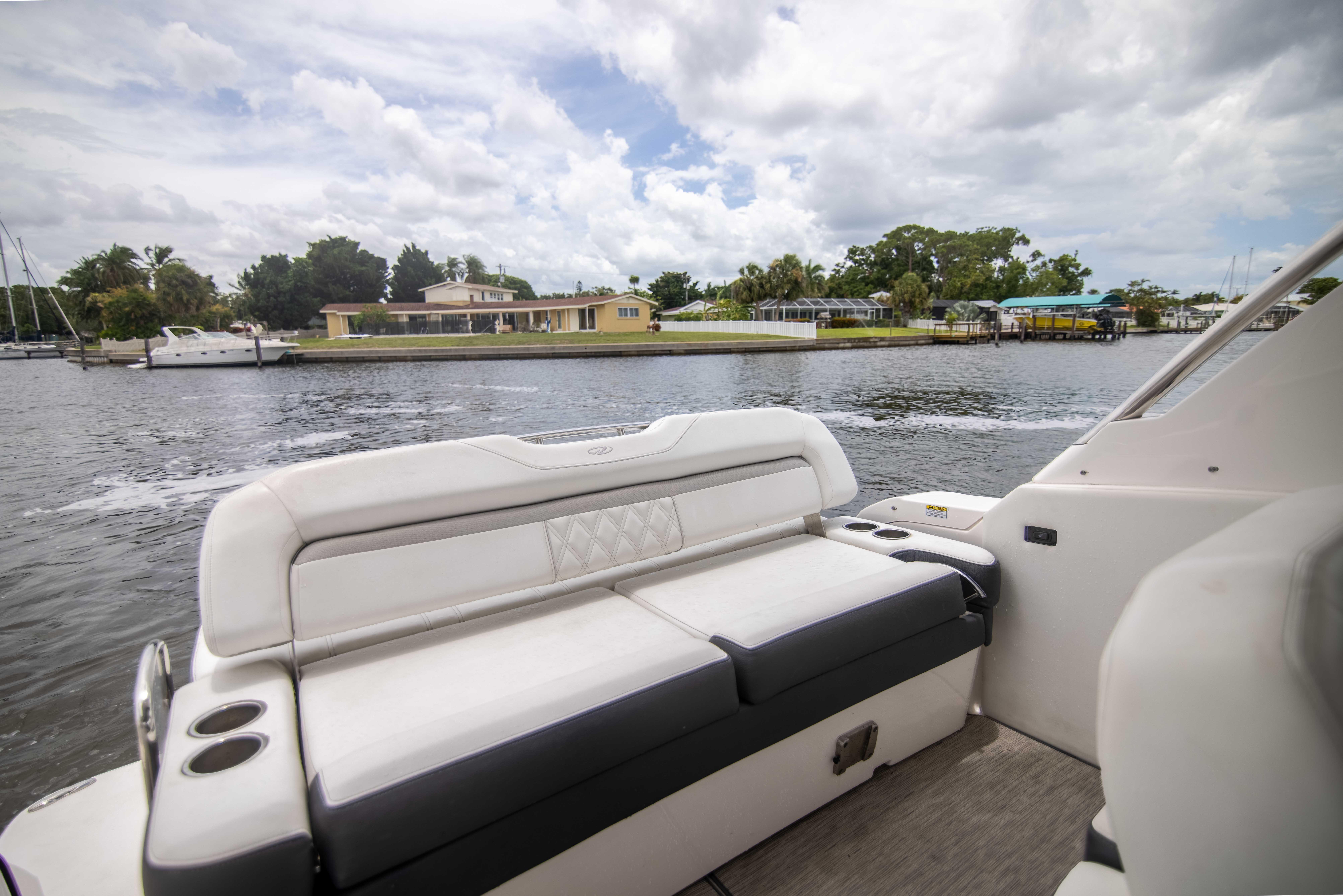 2019 Regal 33 Express Express Cruiser for sale - YachtWorld