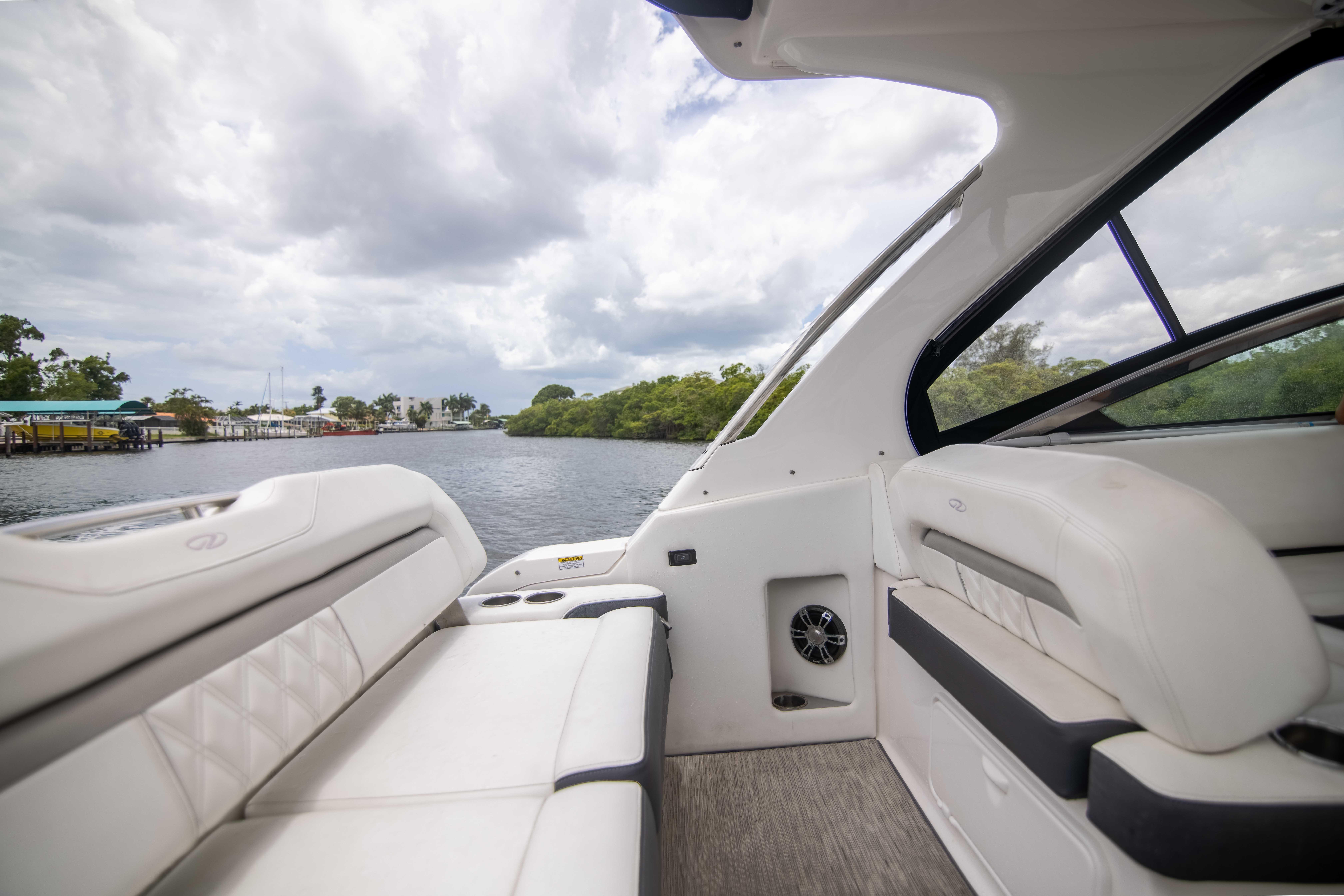 2019 Regal 33 Express Express Cruiser for sale - YachtWorld