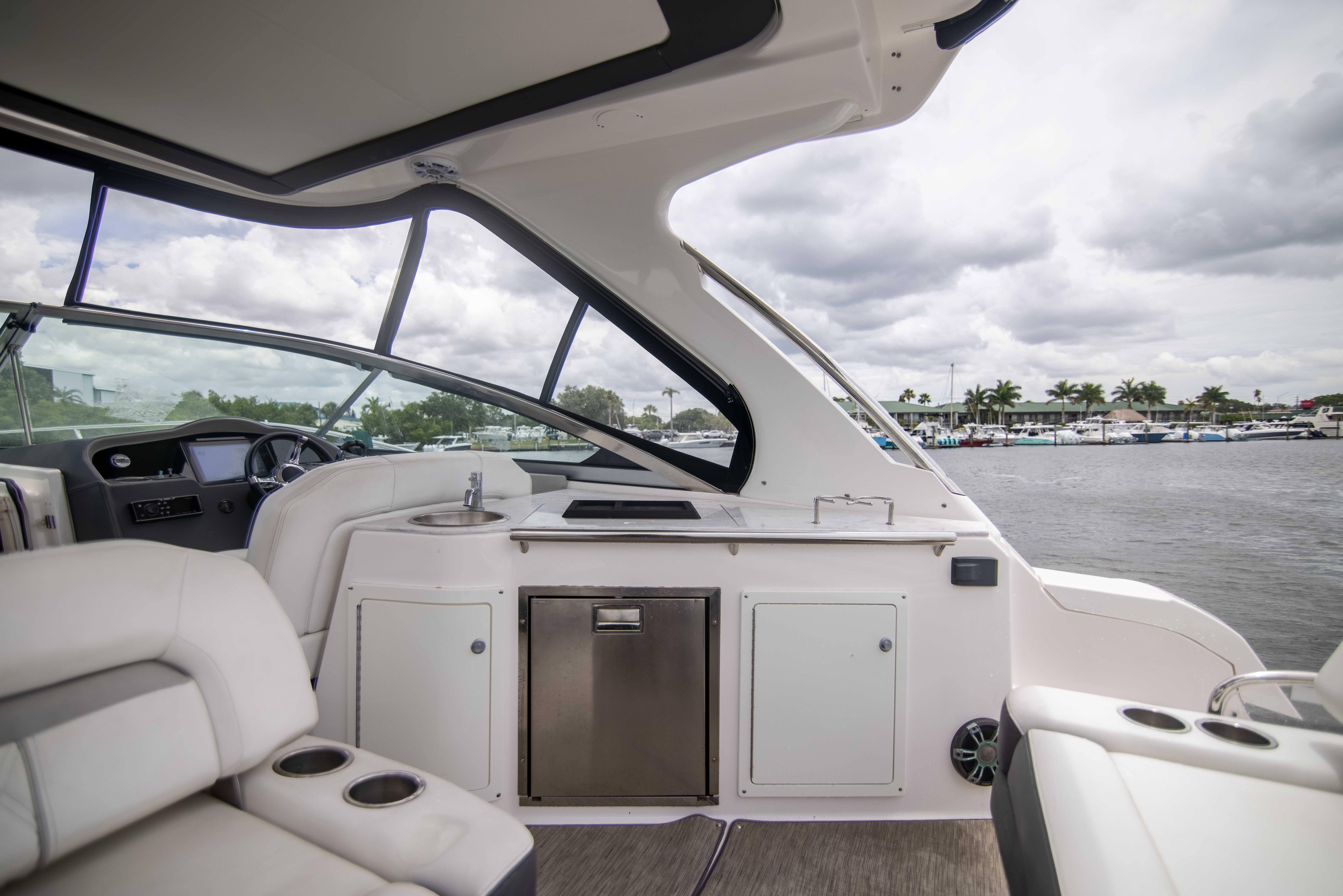 2019 Regal 33 Express Express Cruiser for sale - YachtWorld