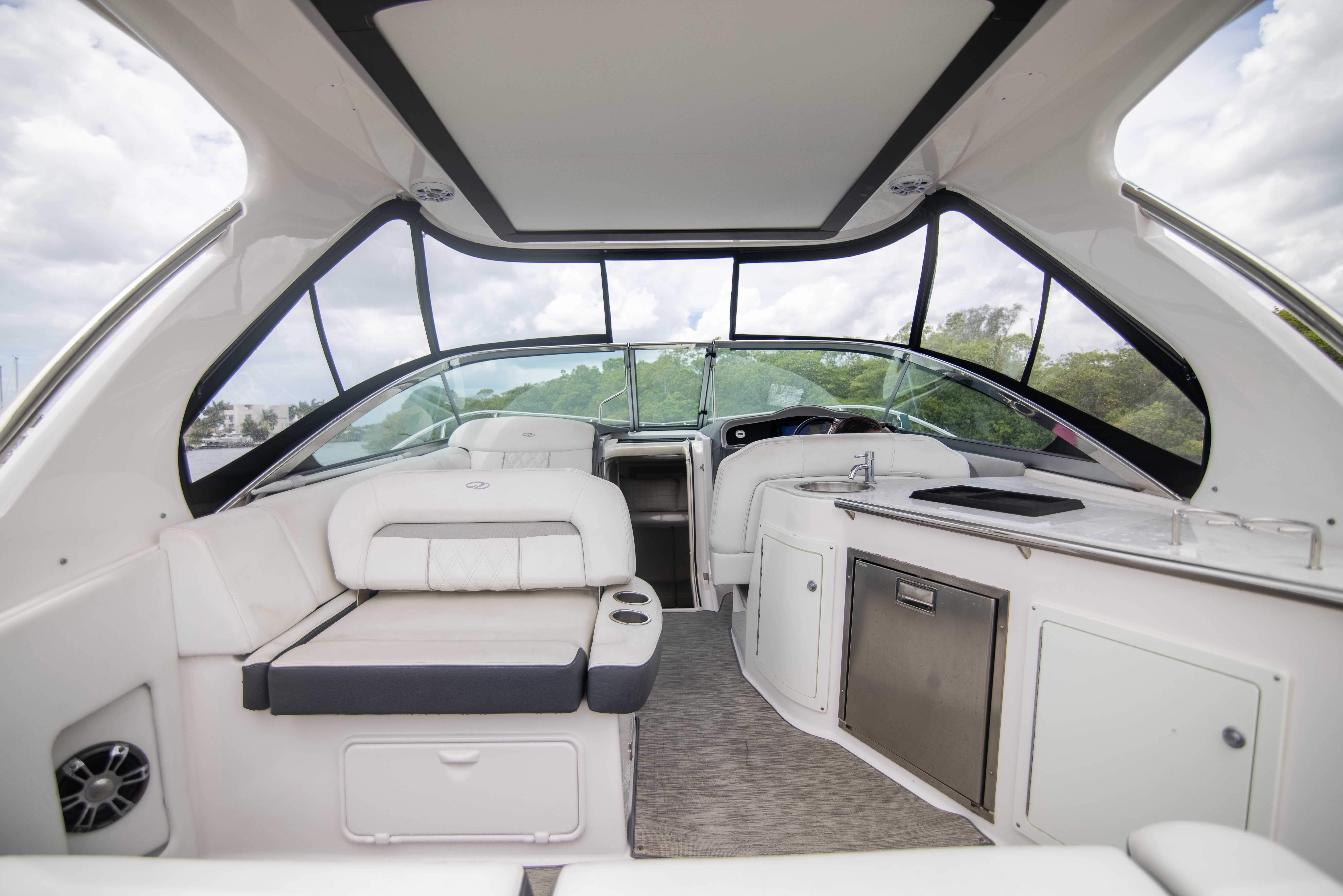 2019 Regal 33 Express Express Cruiser for sale - YachtWorld