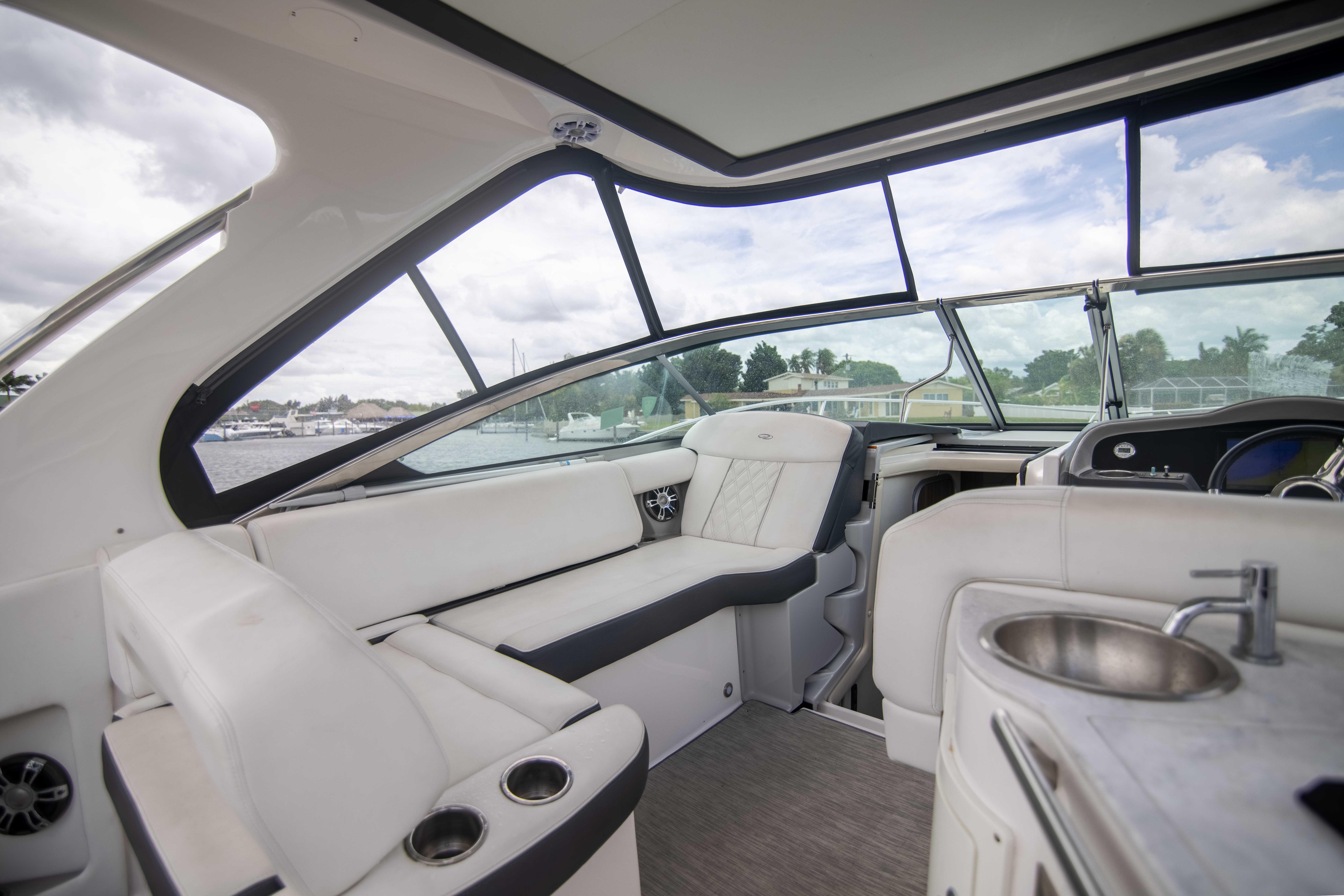 2019 Regal 33 Express Express Cruiser for sale - YachtWorld