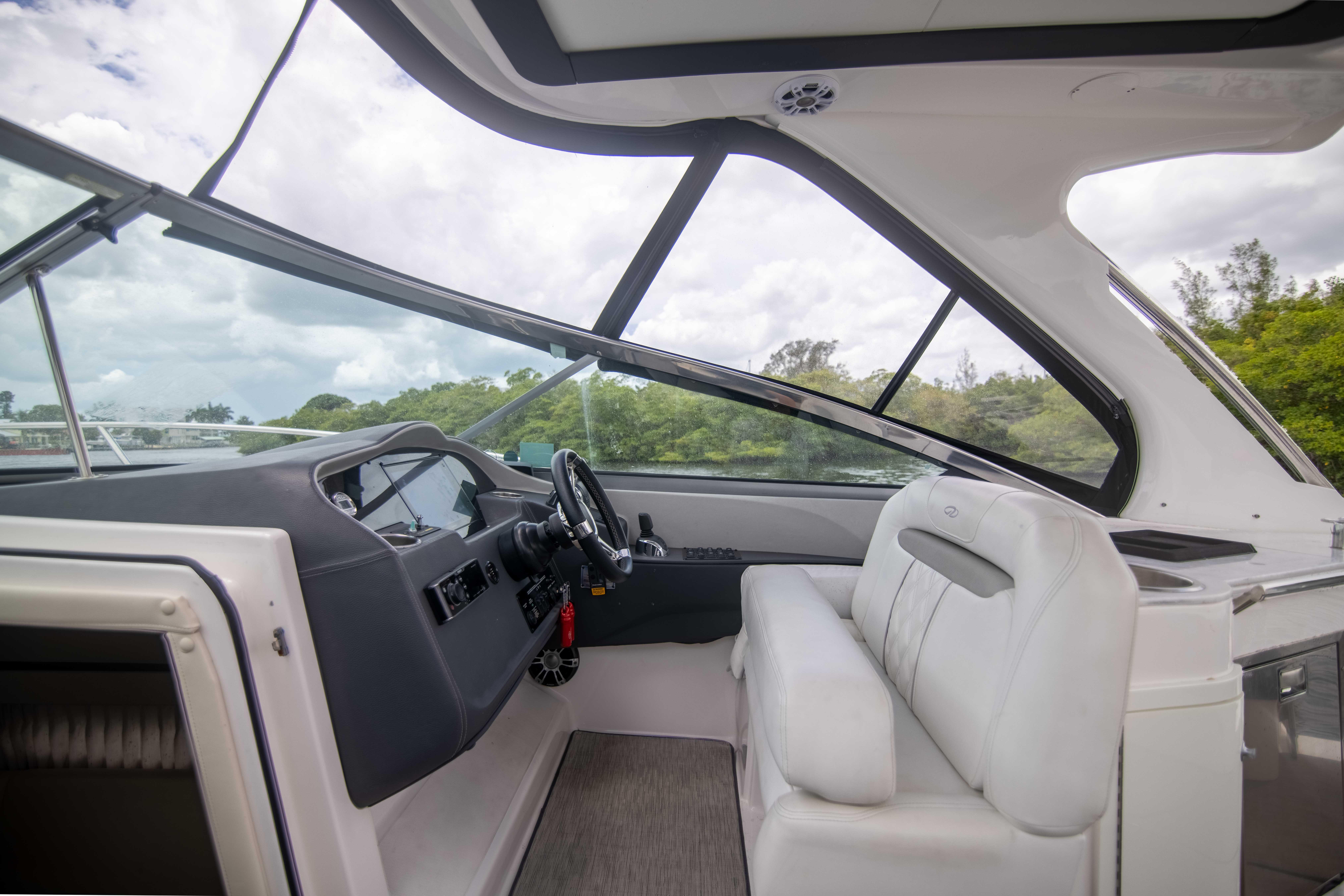 2019 Regal 33 Express Express Cruiser for sale - YachtWorld