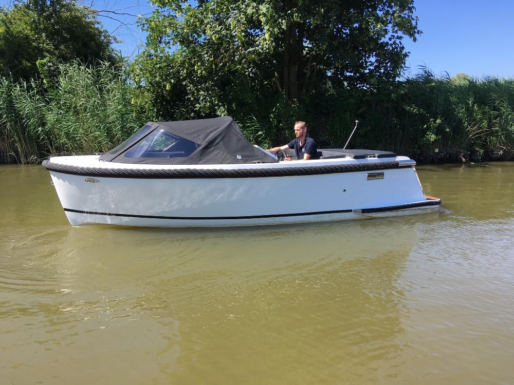 Maxima 600 in witte kleurstelling op voorraad! | 6m | 2024 | Boats and ...
