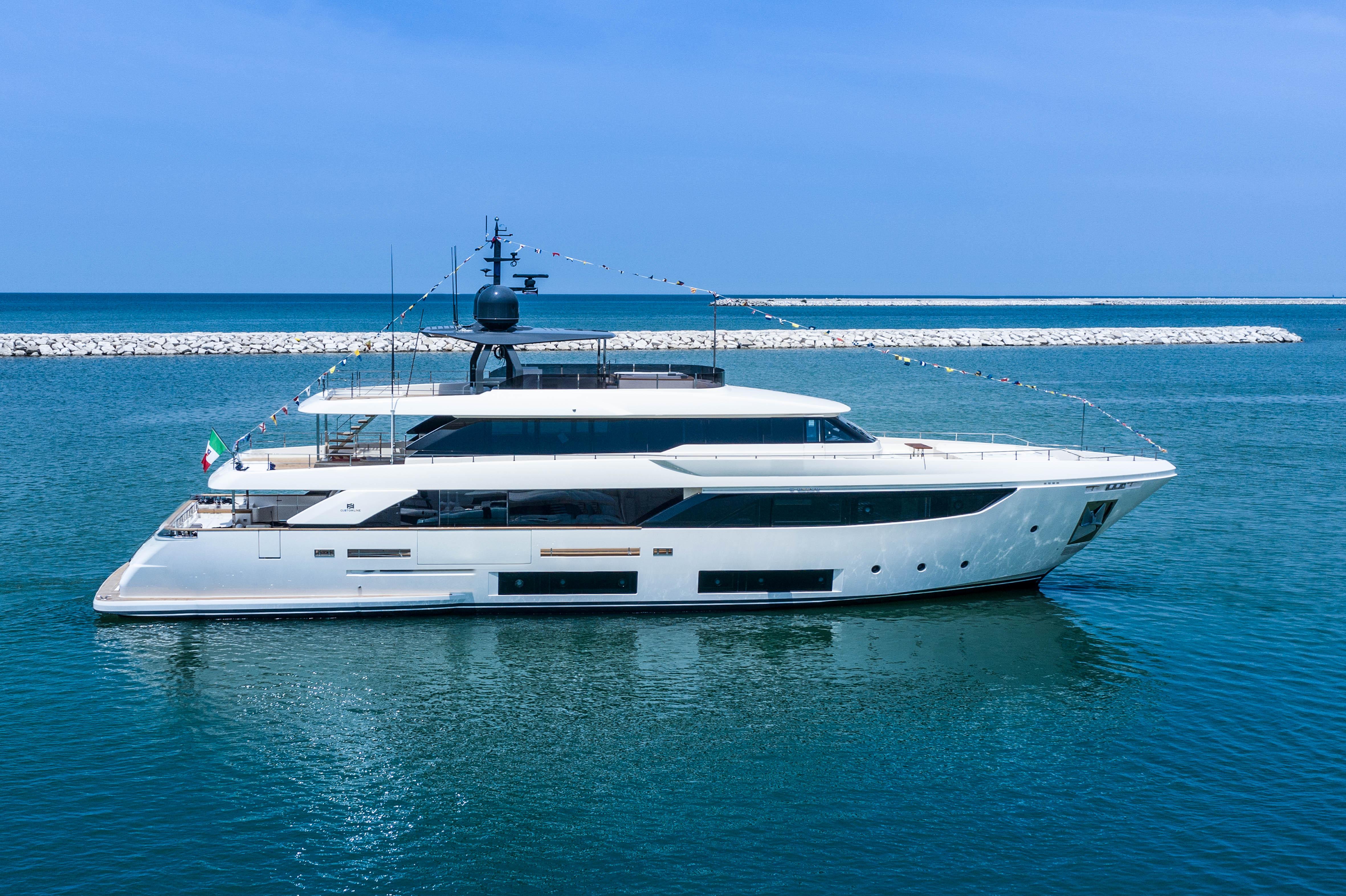 Custom Line Navetta 33 | 2020 | 34m - Roma | Boatshop24