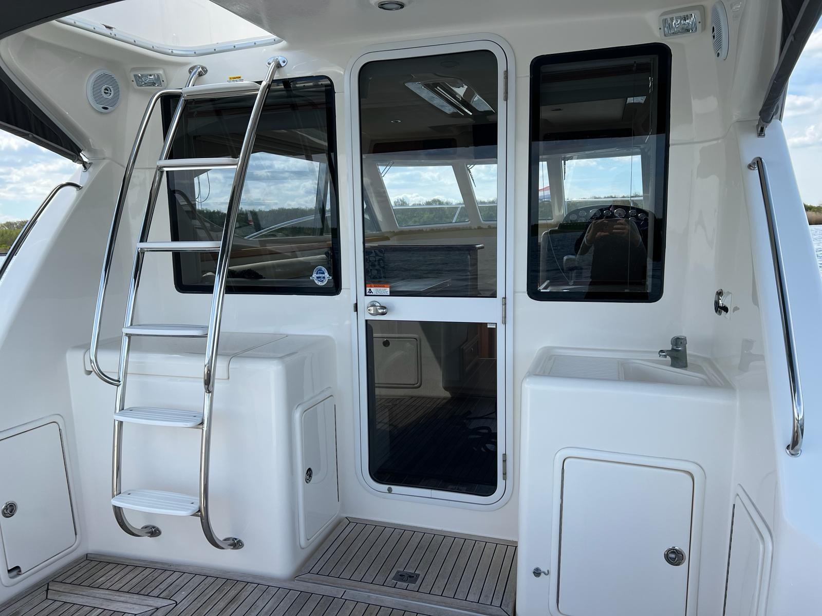 2008 Riviera 33 Flybridge Flybridge for sale - YachtWorld