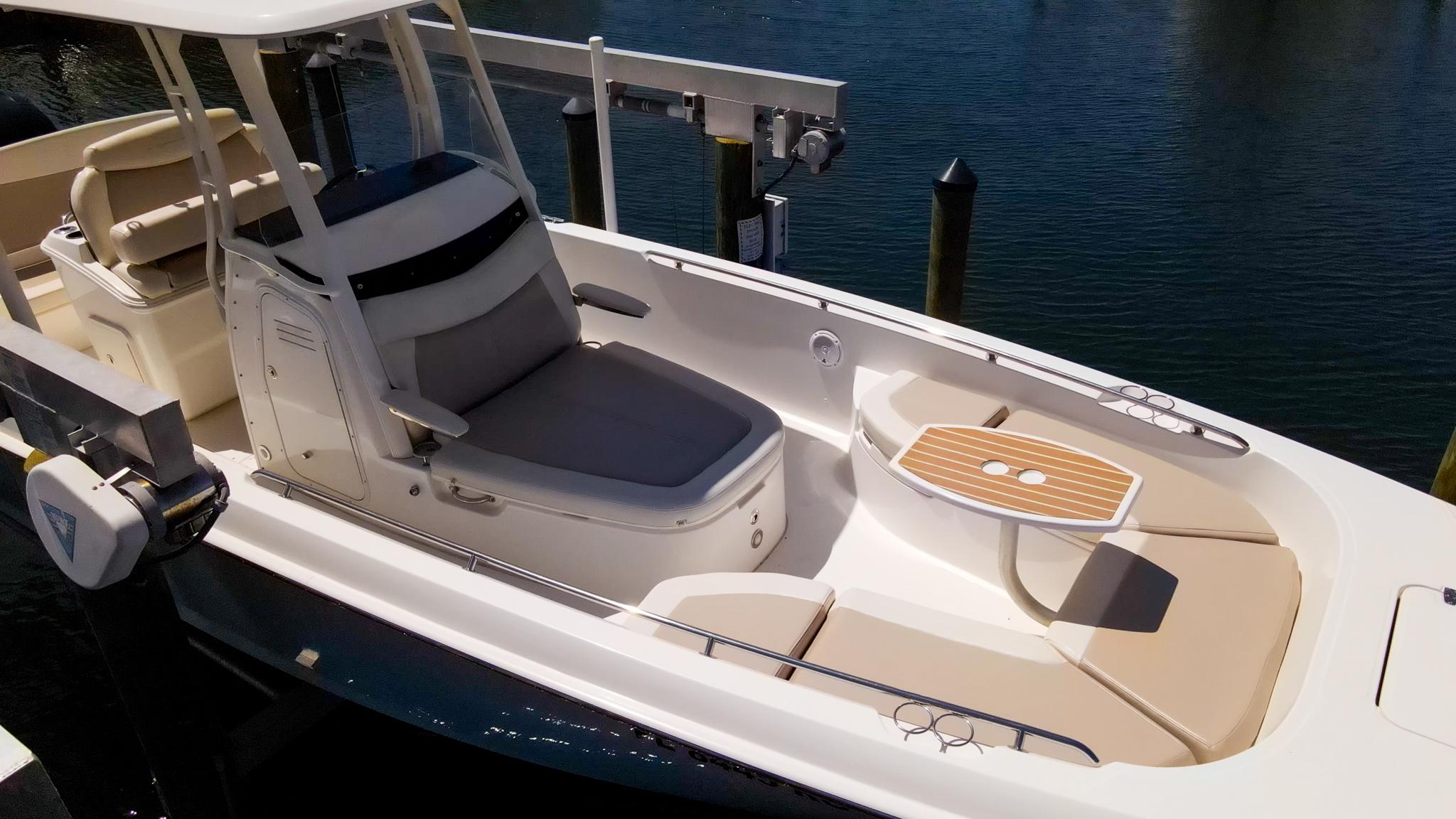 2017 Boston Whaler 270 Dauntless Centre Console for sale - YachtWorld