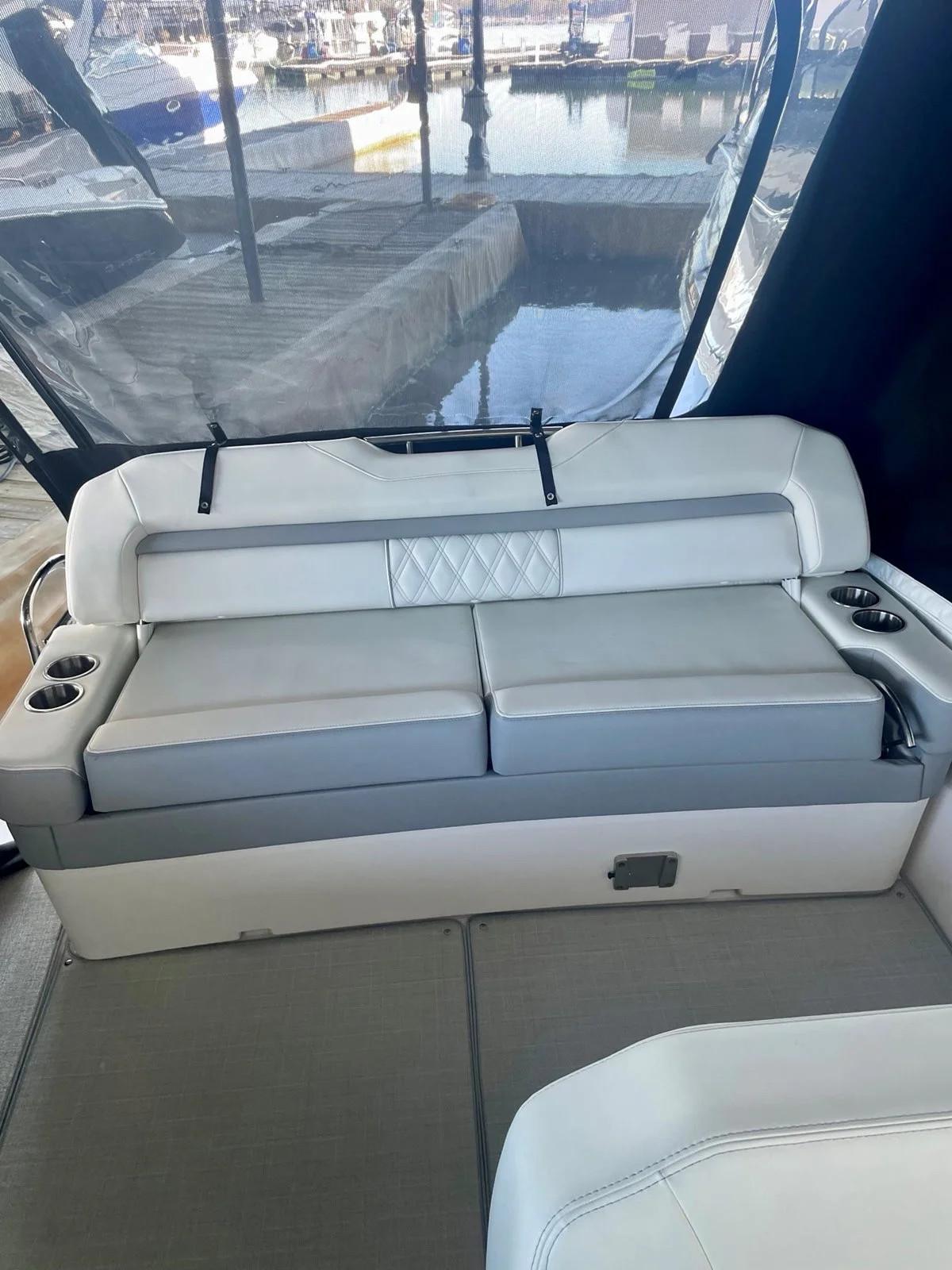 2024 Regal 33 Express Cruiser for sale - YachtWorld